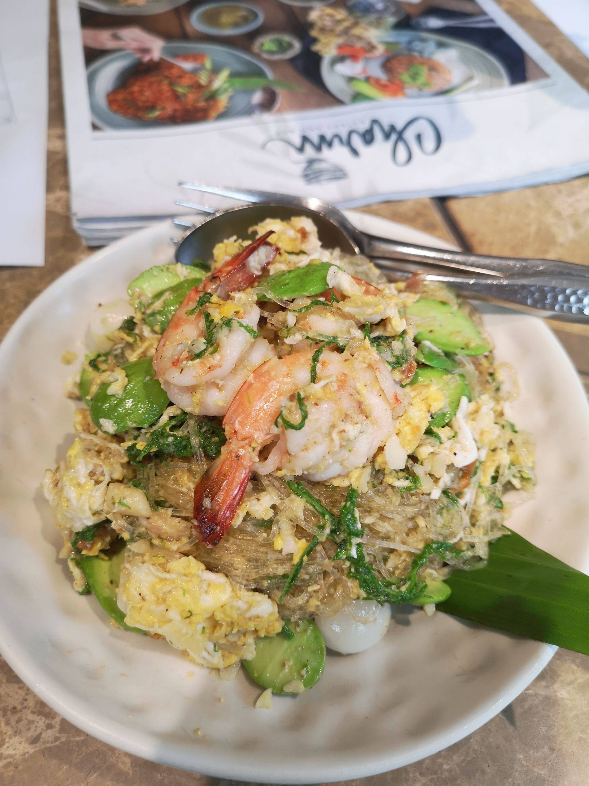 ผัดสามเหม็น ร้าน Charm Eatery and Bar ราชครู