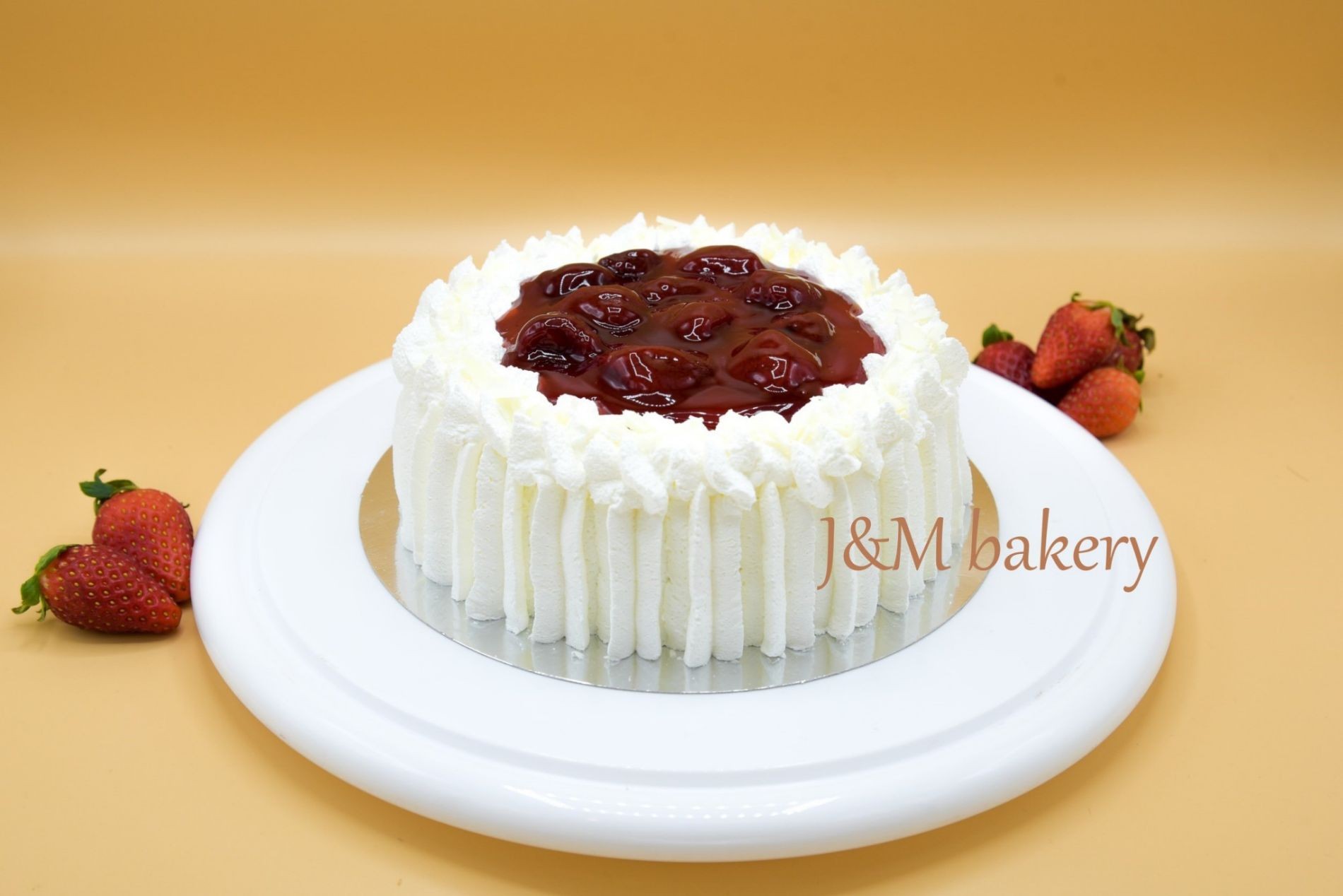 เค้กนมสดราดซอสสตรอเบอรี่ 2 ปอนด์ • image ร้าน J&M Bakery and delicious food house ลาดพร้าว 101