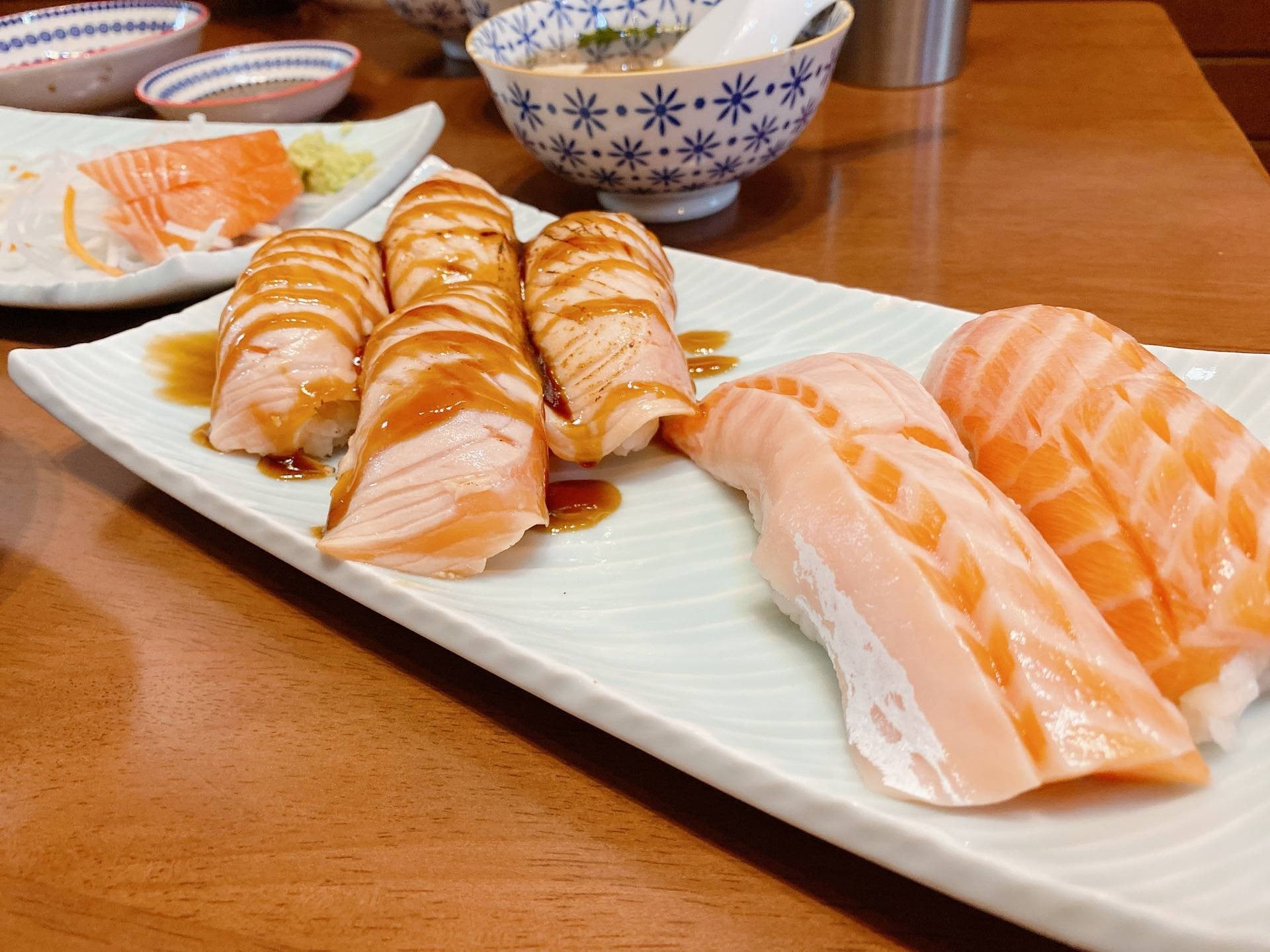 Grilled salmon sushi and Toro salmon sushi ร้าน Yamada Japanese Restaurant