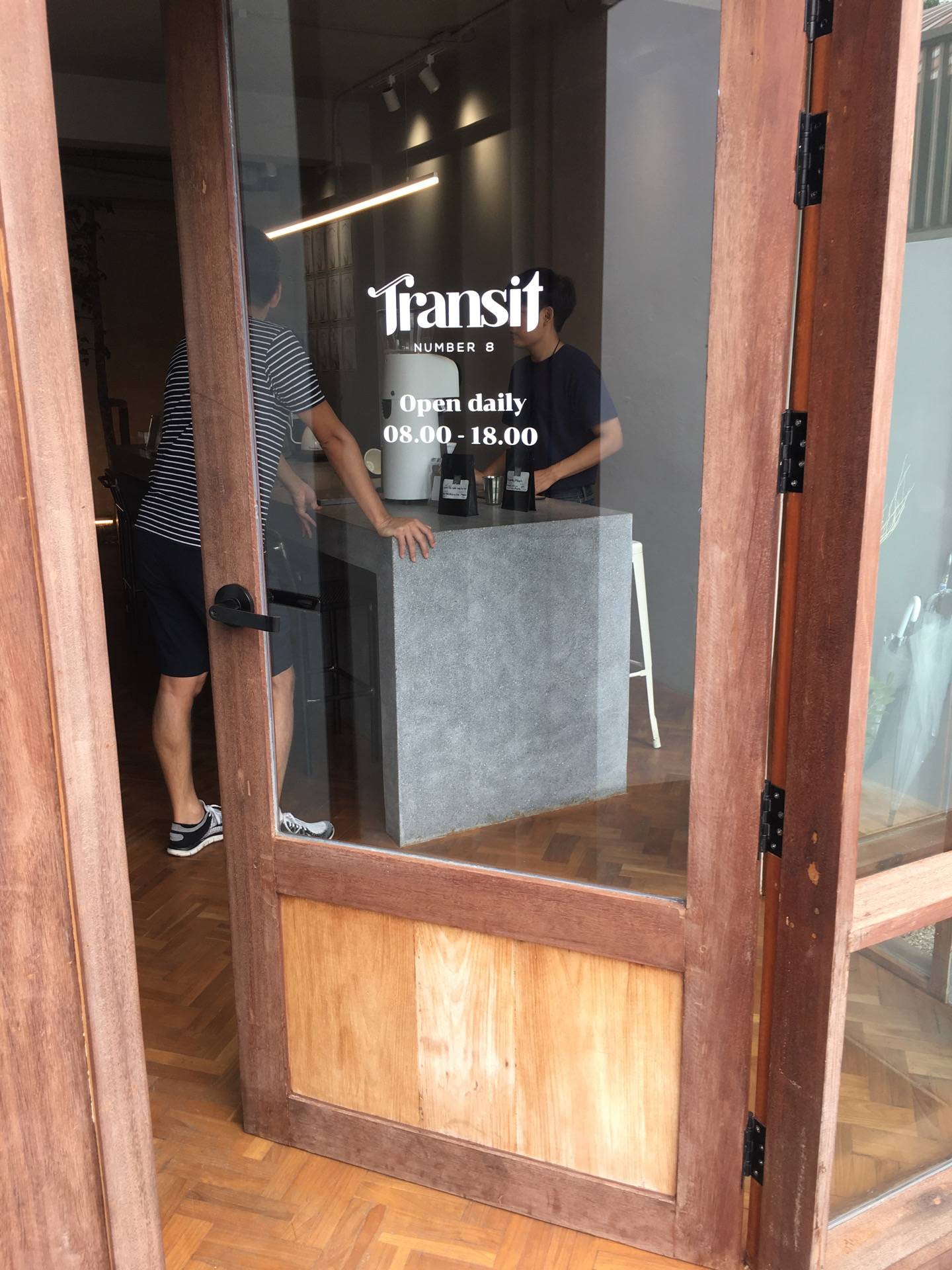 รีวิว Transit Number 8 - ร้านสวยดี กาแฟก็อร่อย คนถ่ายรูปเยอะตั้งแต่หน้าร้าน