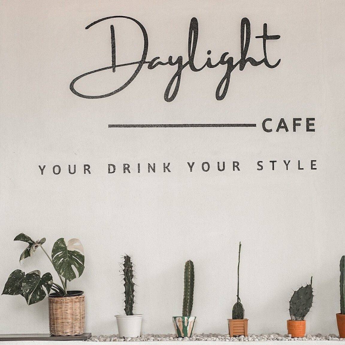 รีวิว Daylight Cafe - คาเฟ่สไตล์มินิมอล ร่มรื่น พร้อมสวนหน้าบ้านสไตล์คน ...