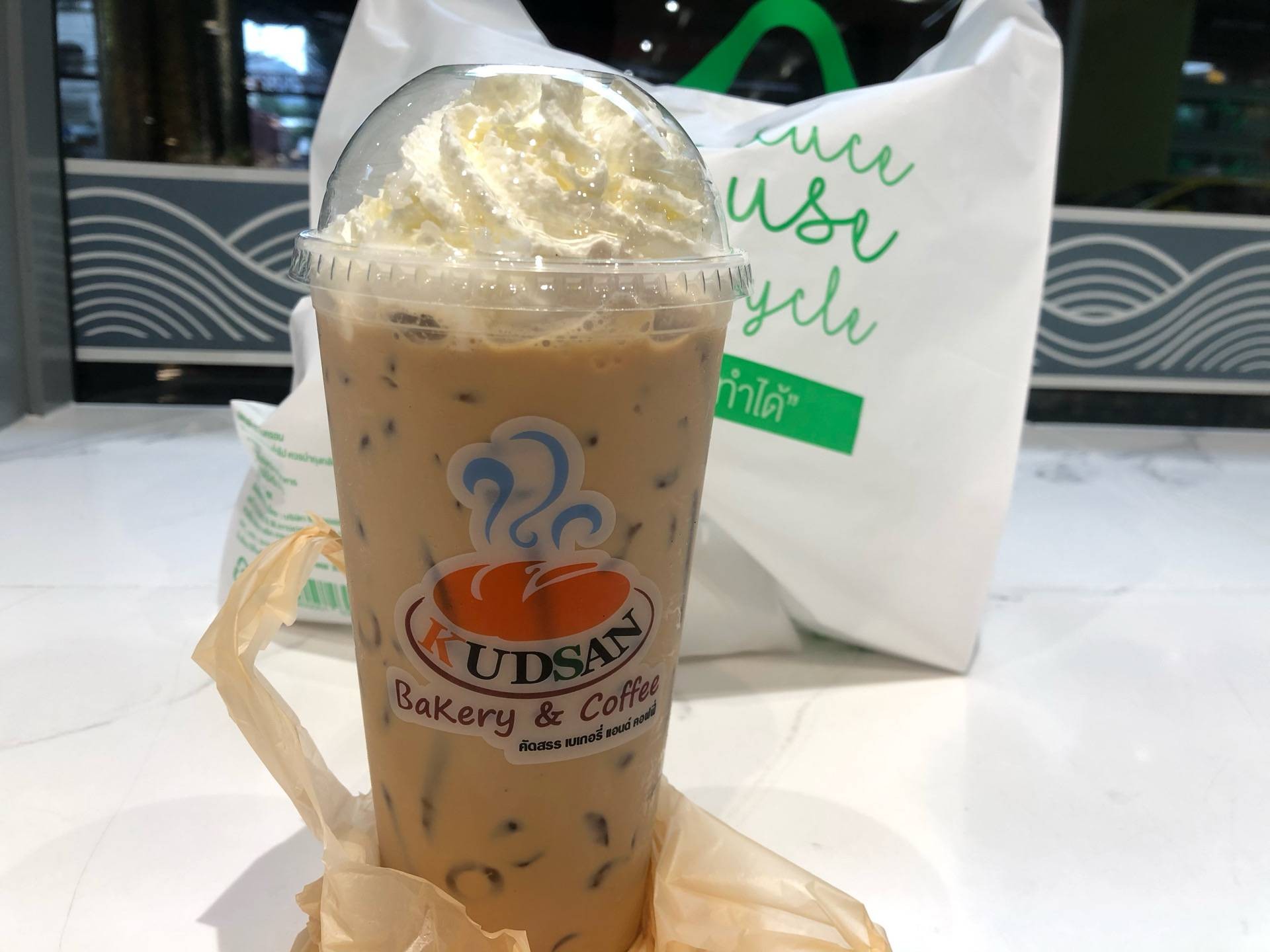 รีวิว Kudsan Bakery & Coffee ICON SIAM - ลาเต้เย็นใส่วิป และขนมอร่อยๆ