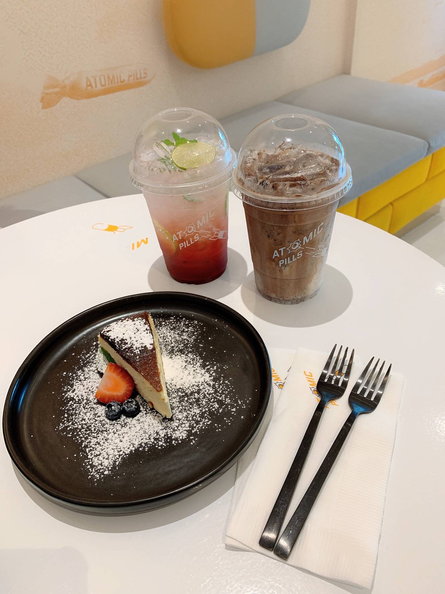 รีวิว Atomic Pills Central Embassy - ภายในร้านบรรยากาศดี สวย น่านั่ง ...