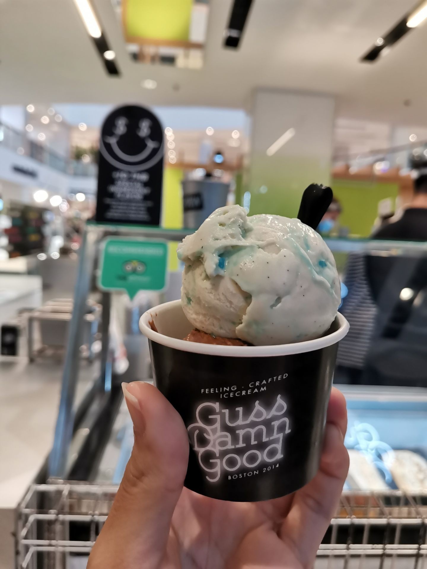 รูป Guss Damn Good Central World
