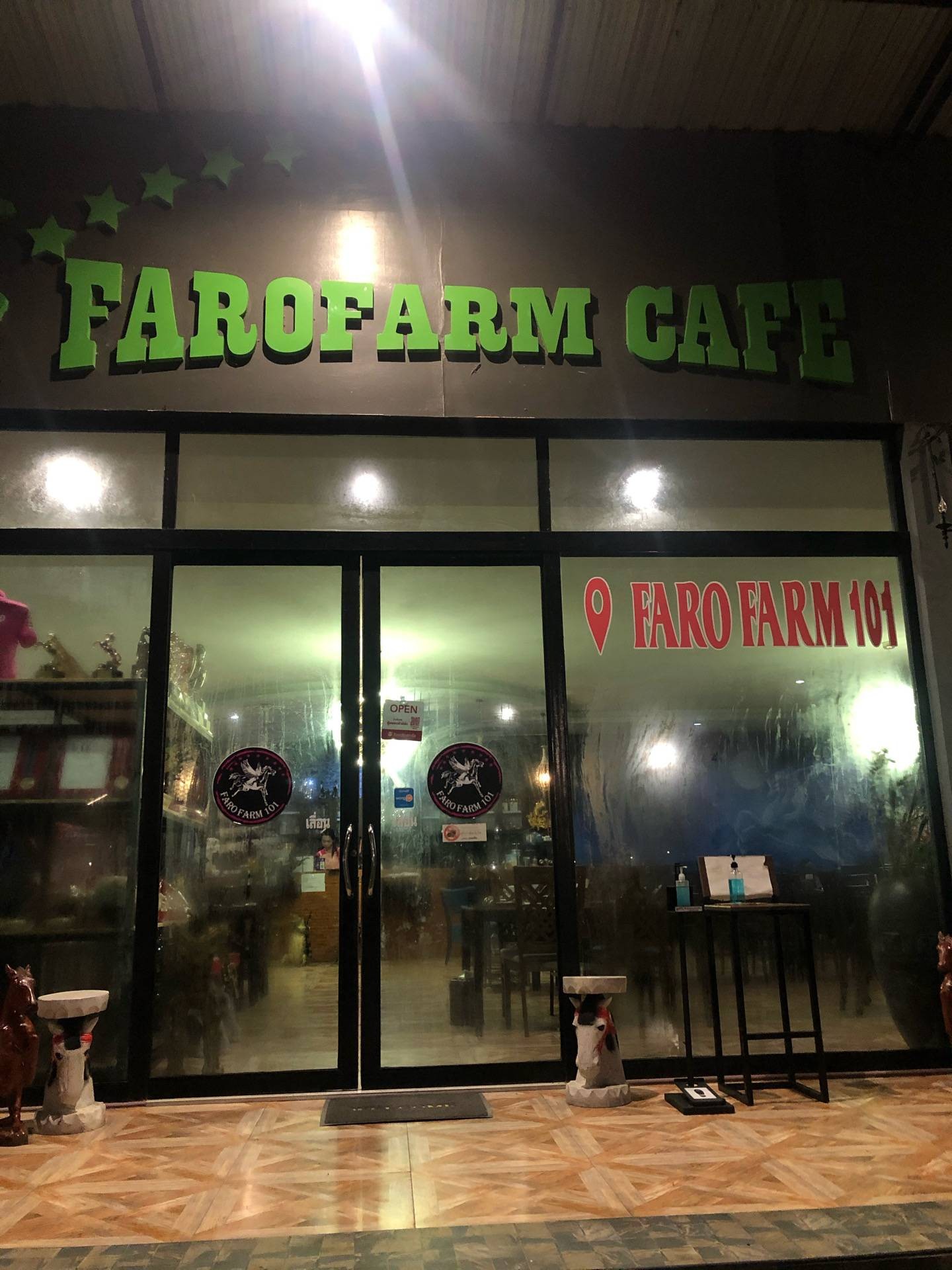 รีวิว Faro Farm Cafe'& Bistro - สวนสัตว์น้อยๆ
