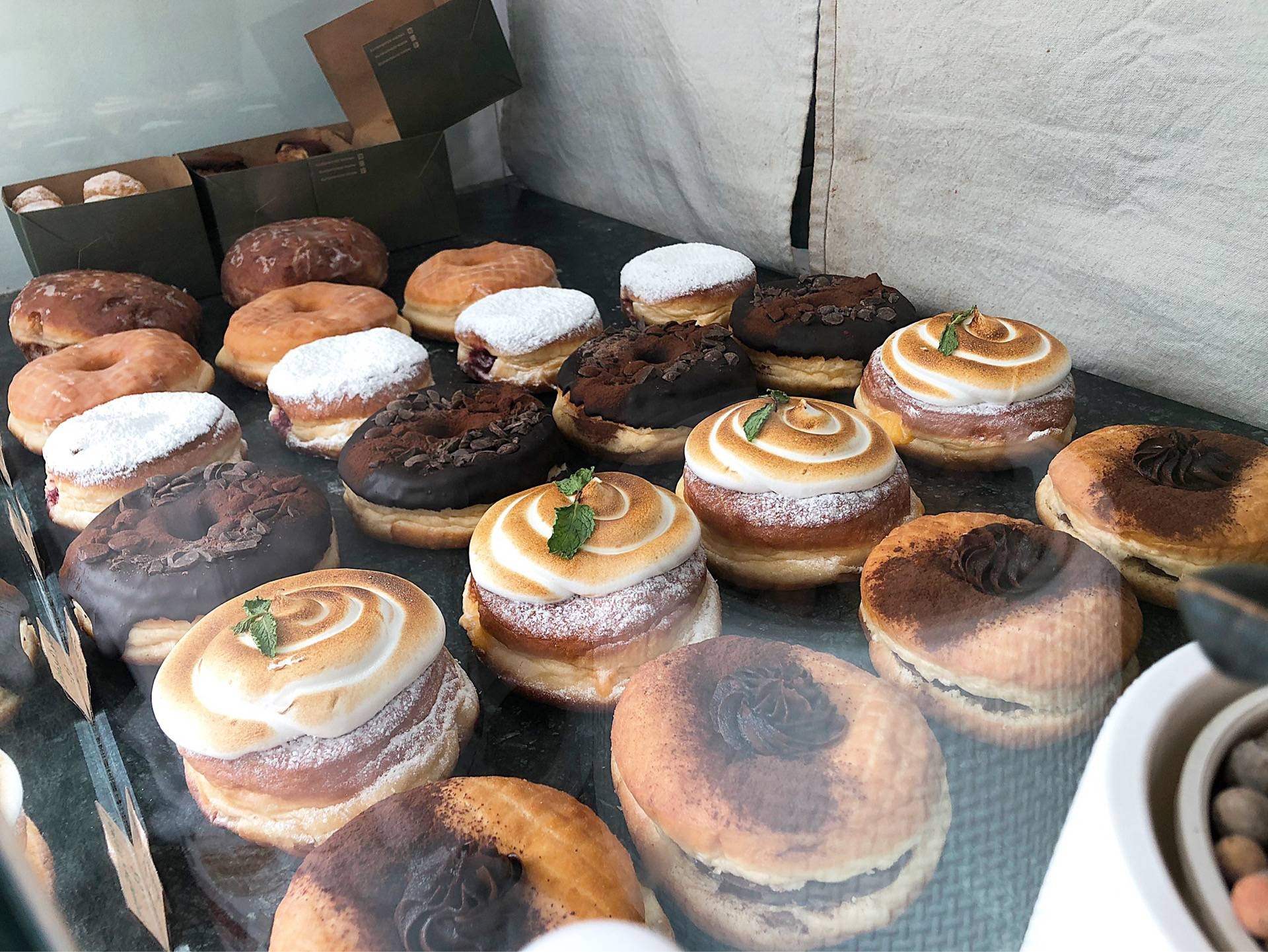 รีวิว Moon Doughnuts & Drinks - โดนัทเจ้าดังที่ไม่ต้องจองแล้ว