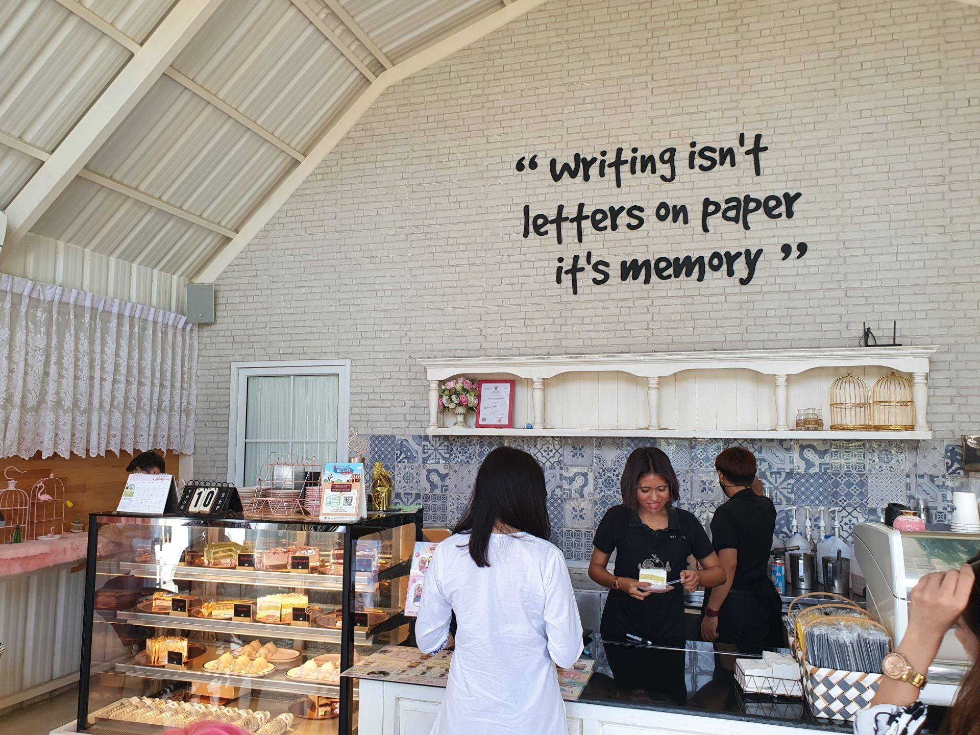 รีวิว Memory House Cafe’ Memory House Coffee - คาเฟ่สีขาว กลางทุ่งหญ้า ...