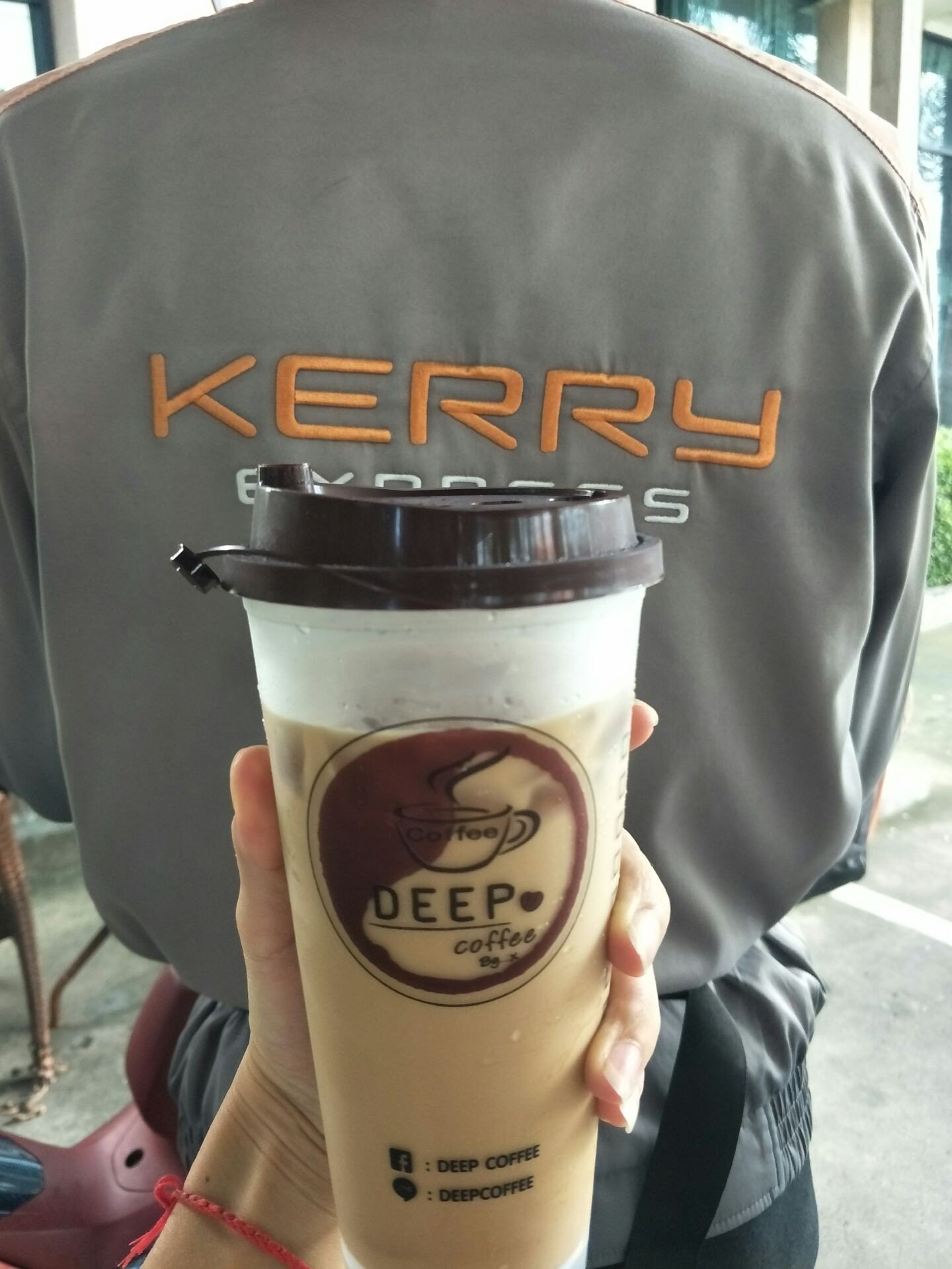 ลาเต้เย็น • แก้วละ 50.- บาท ร้าน Deep Coffee อ่อนนุช - Wongnai