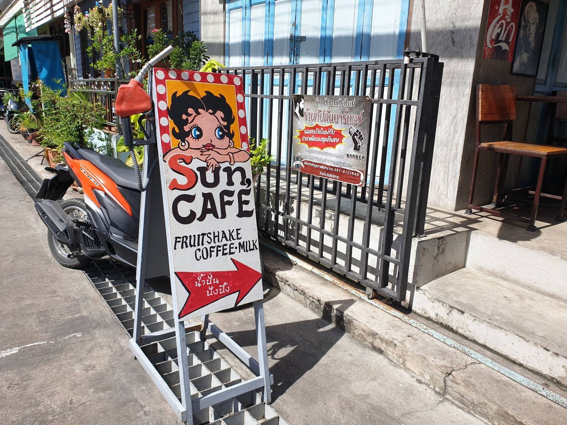 รีวิว Sun Cafe' - ร้านกาแฟ เล็ก บรรยายชิลๆ บนเกาะสีขัง ชลบุรี