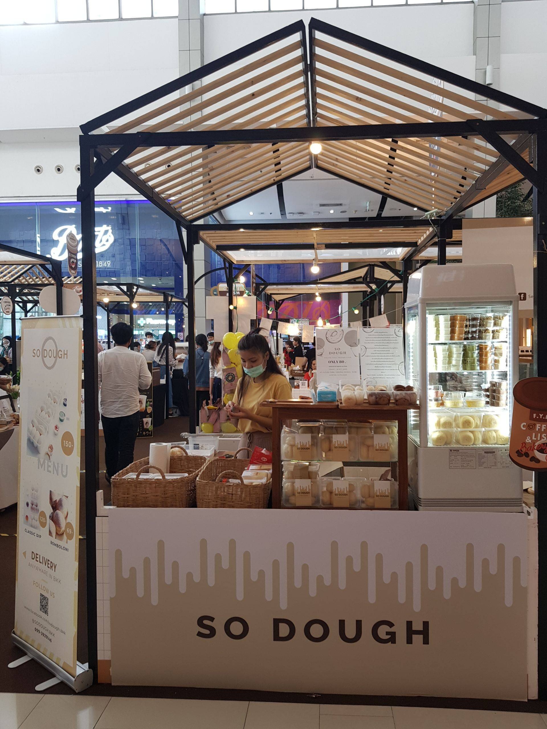 รีวิว So Dough - ทางร้านมาออกบูธที่เซ็นทรัลเวิร์ลเลยได้ลอง ตัวโดนัทจะจืดๆ ต้องใส่ icing หรือจิ้ ...