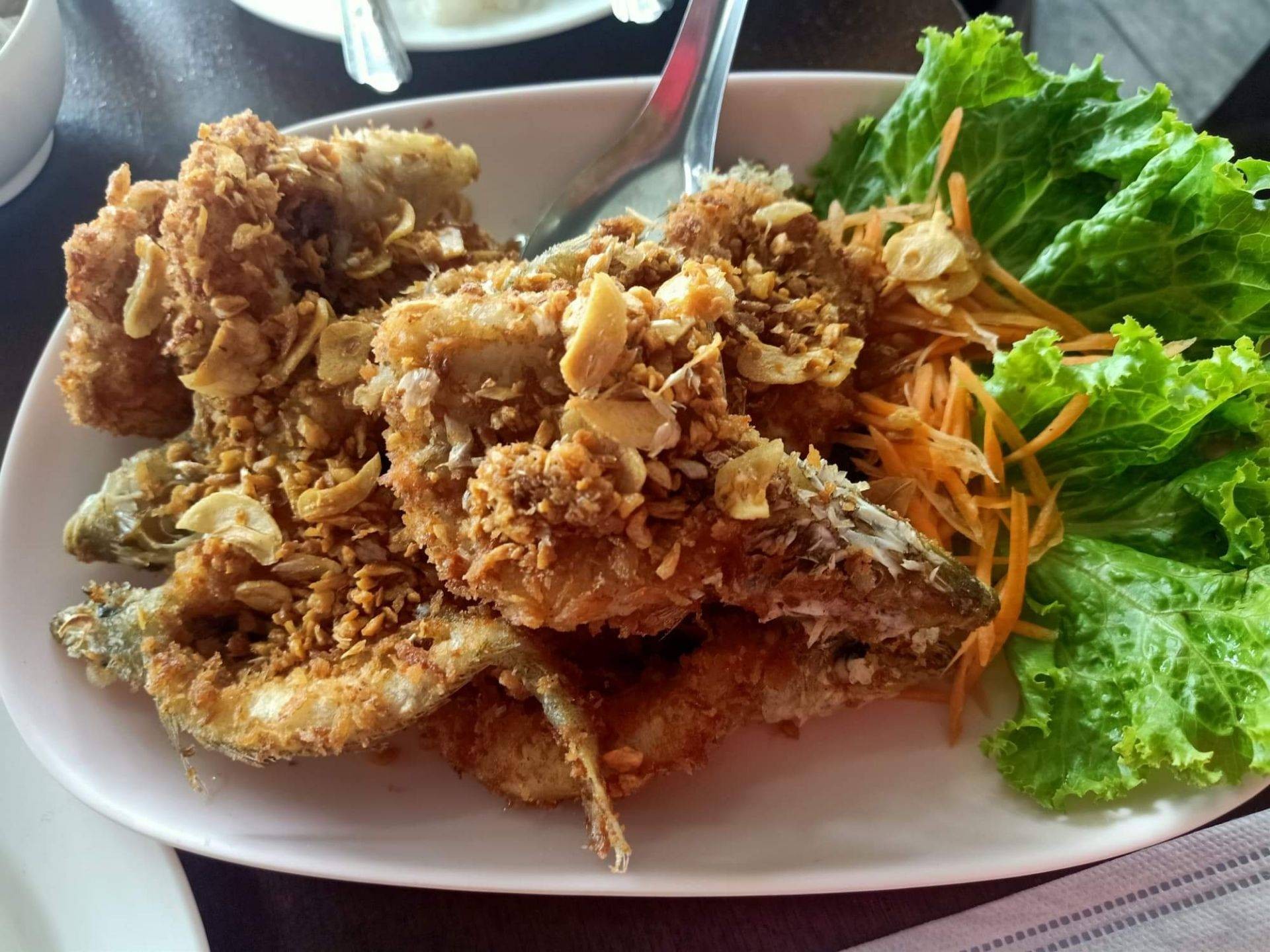 ปลาทรายทอดกระเทียม • ปลาทรายตัวเล็ก ผ่าท้องไม่แกะก้าง รสชาติแห้งๆมันๆ ...