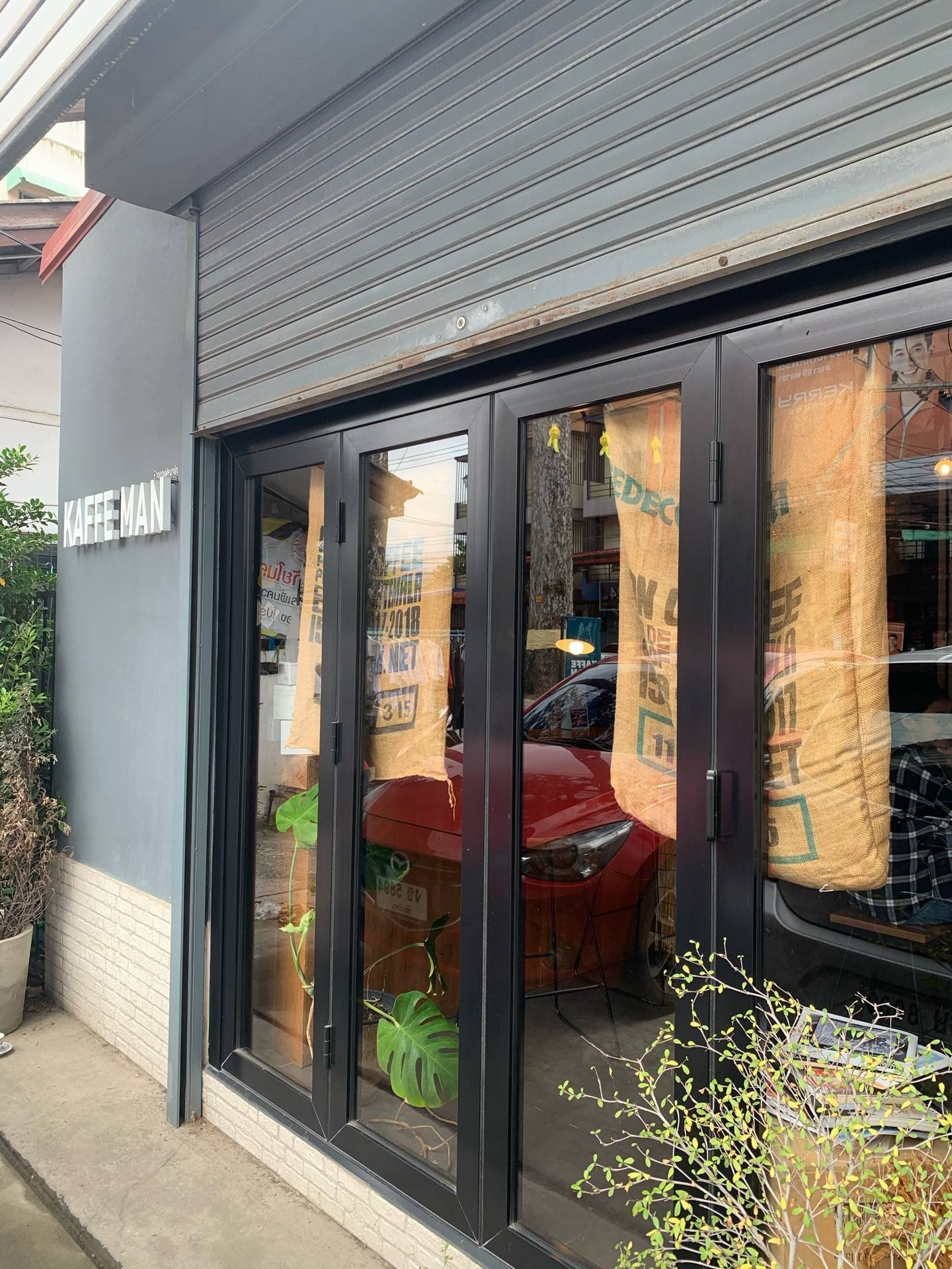 รีวิว Kaffe Man coffee Brew Man - ร้านกาแฟเล็กๆ ติดถนนเชียงใหม่ลำพูน