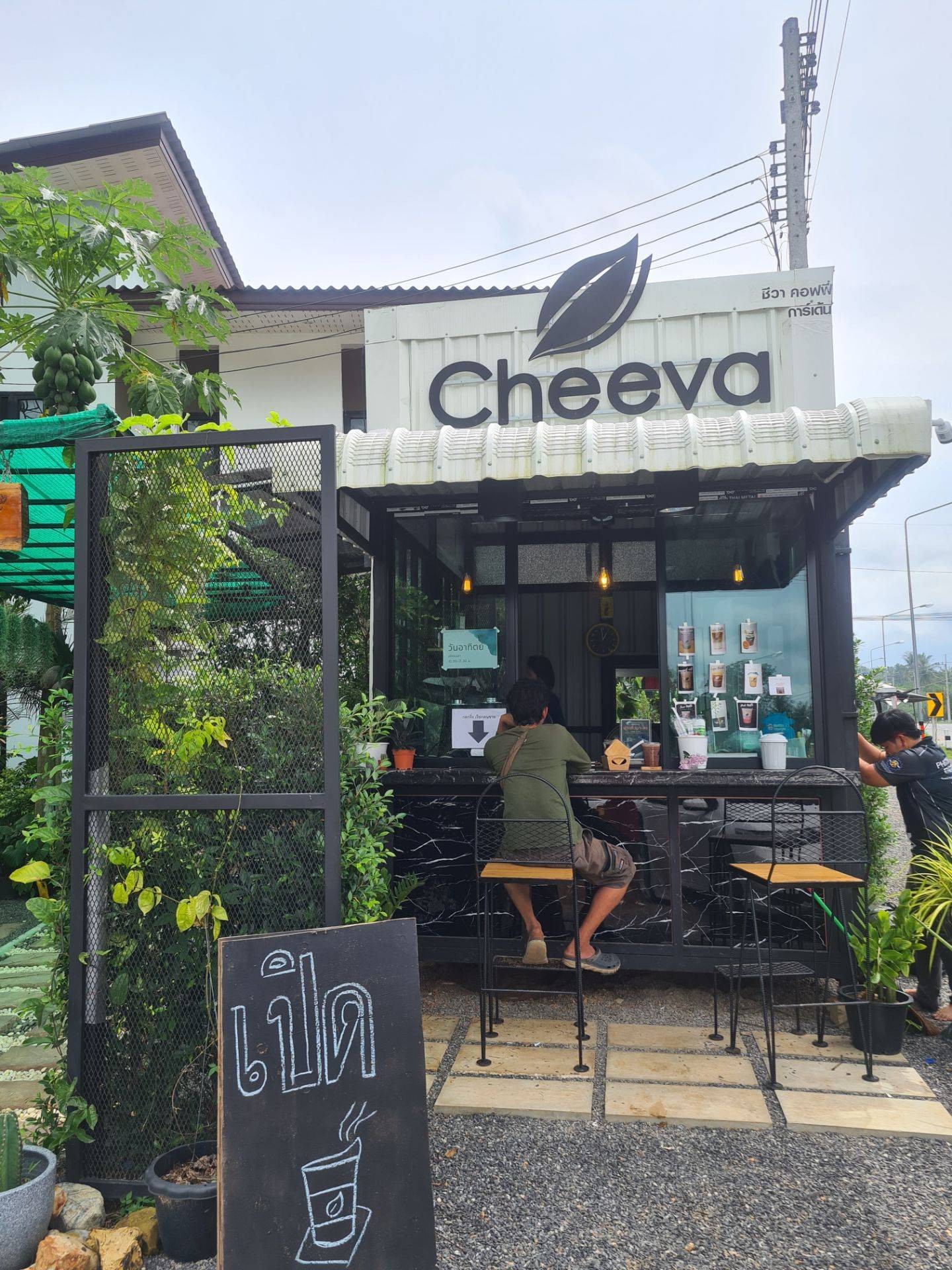 รีวิว Cheeva Coffee Garden - ร้านสีขาว ชิคๆ ระหว่างถนนเส้นลัด