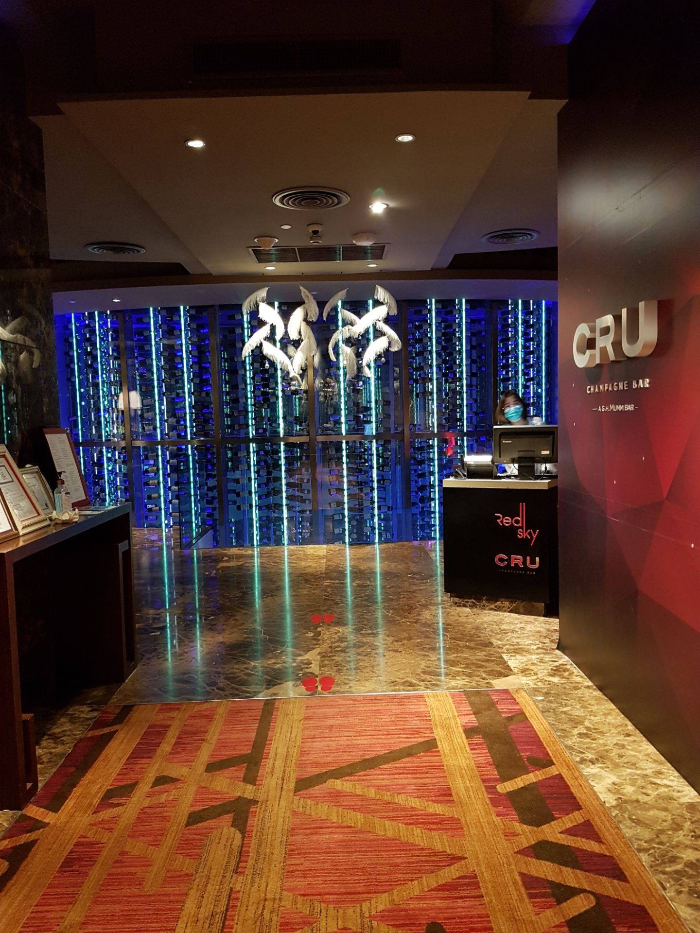 รีวิว Red Sky Restaurant at Centaragrand at Centralworld - อากาศดี ค่อนข้างเงียบสงบ เห็น skyview ...