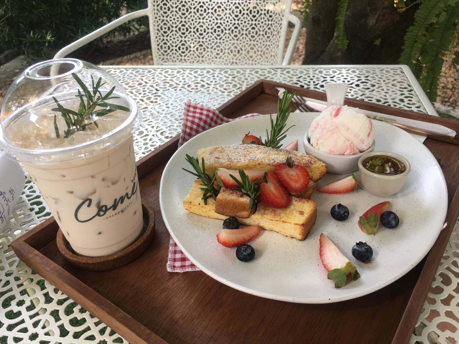 รีวิว Come Escape Cafe Come escape cafe - รอ30นาที ได้ toast ชืดๆมา ...
