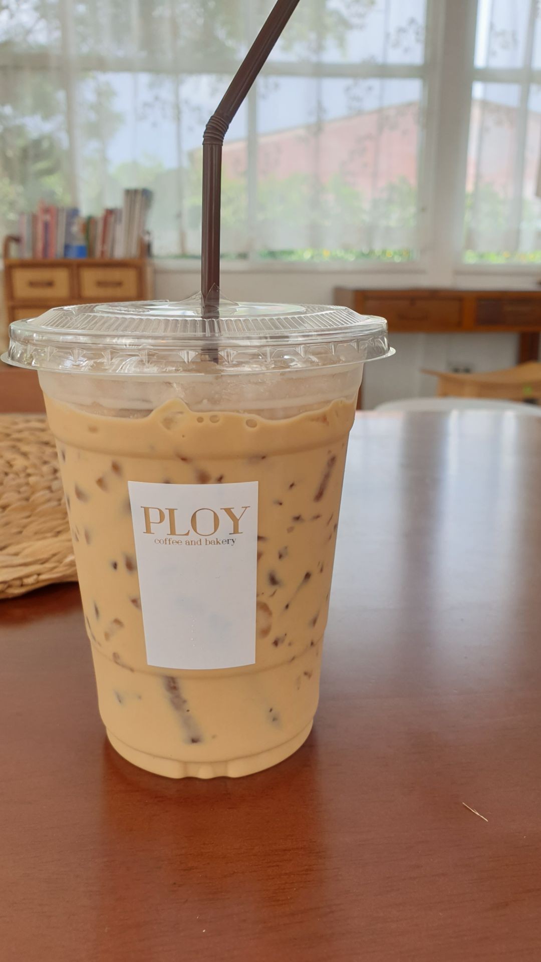 Iced Latte • กาแฟ เย็น 50฿ กินง่าย โทนกลางๆ ไม่ ขม ไม่ เปรี้ยว ร้าน PLOY's Home Cafe