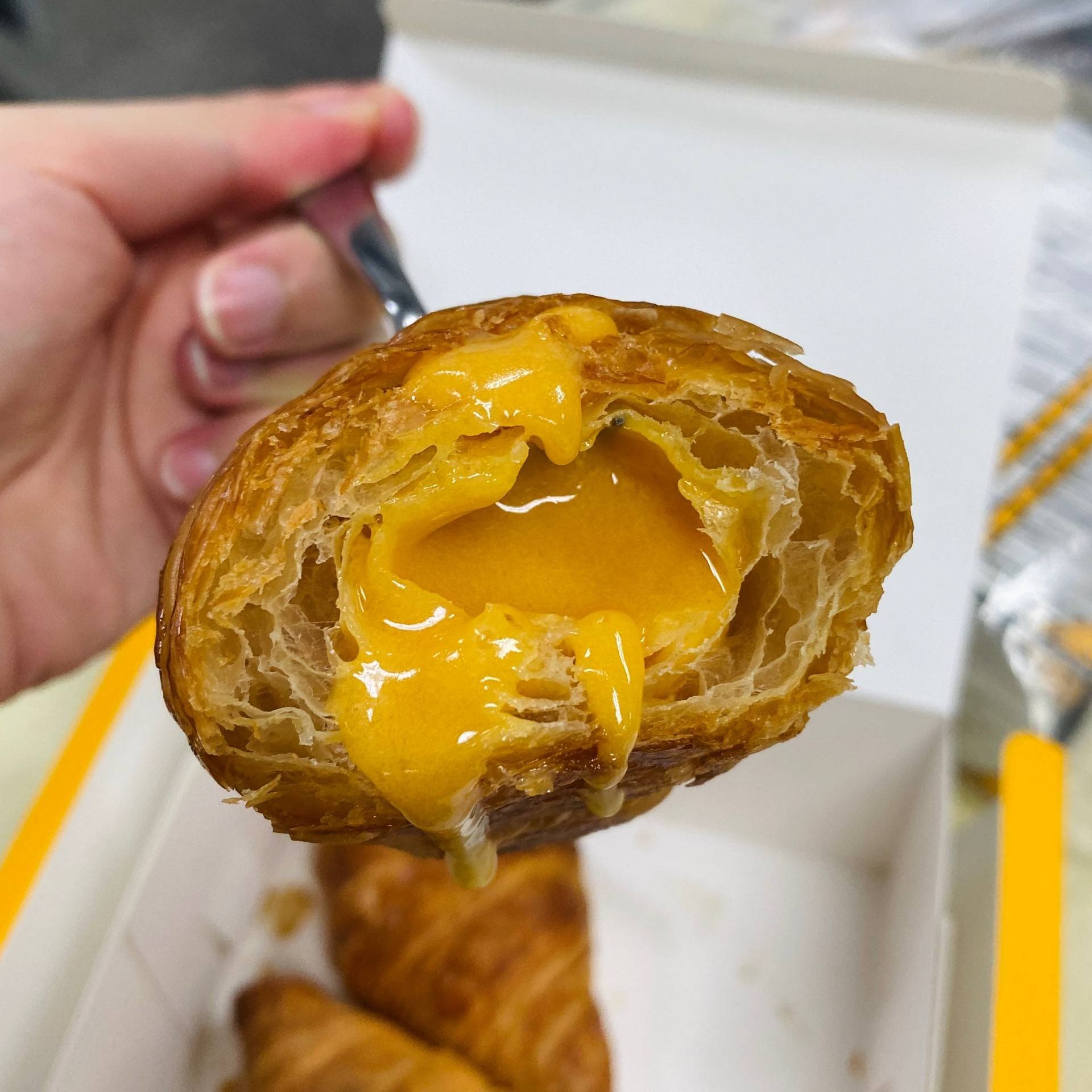 ครัวซองค์ลาวาไข่เค็ม มินิ ร้าน Captain Squid กัปตันสควิด ครัวซองค์ ศาลาแดง