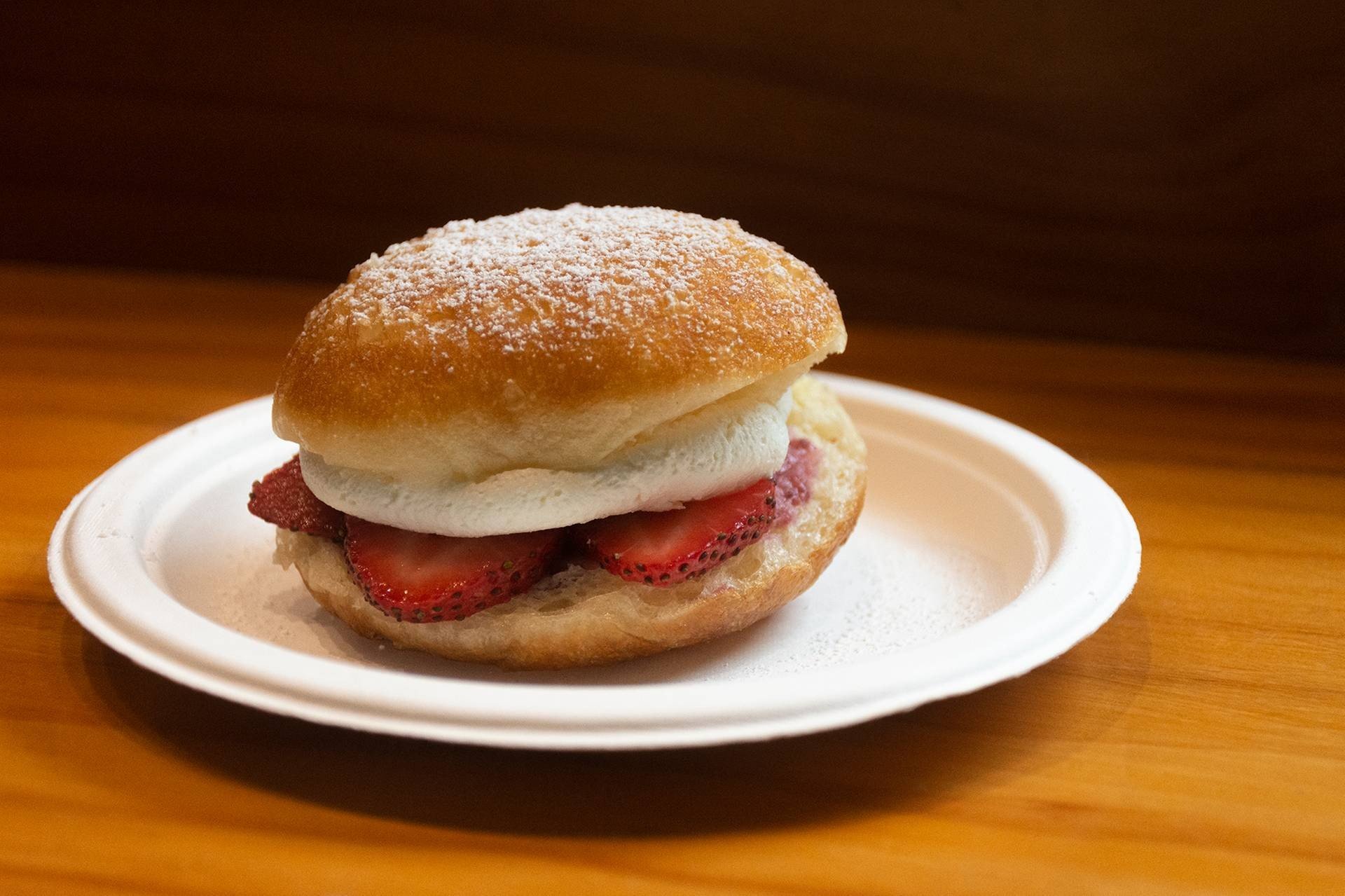 โดนัท Strawberry Short Cake ร้าน Mooh Doughnuts