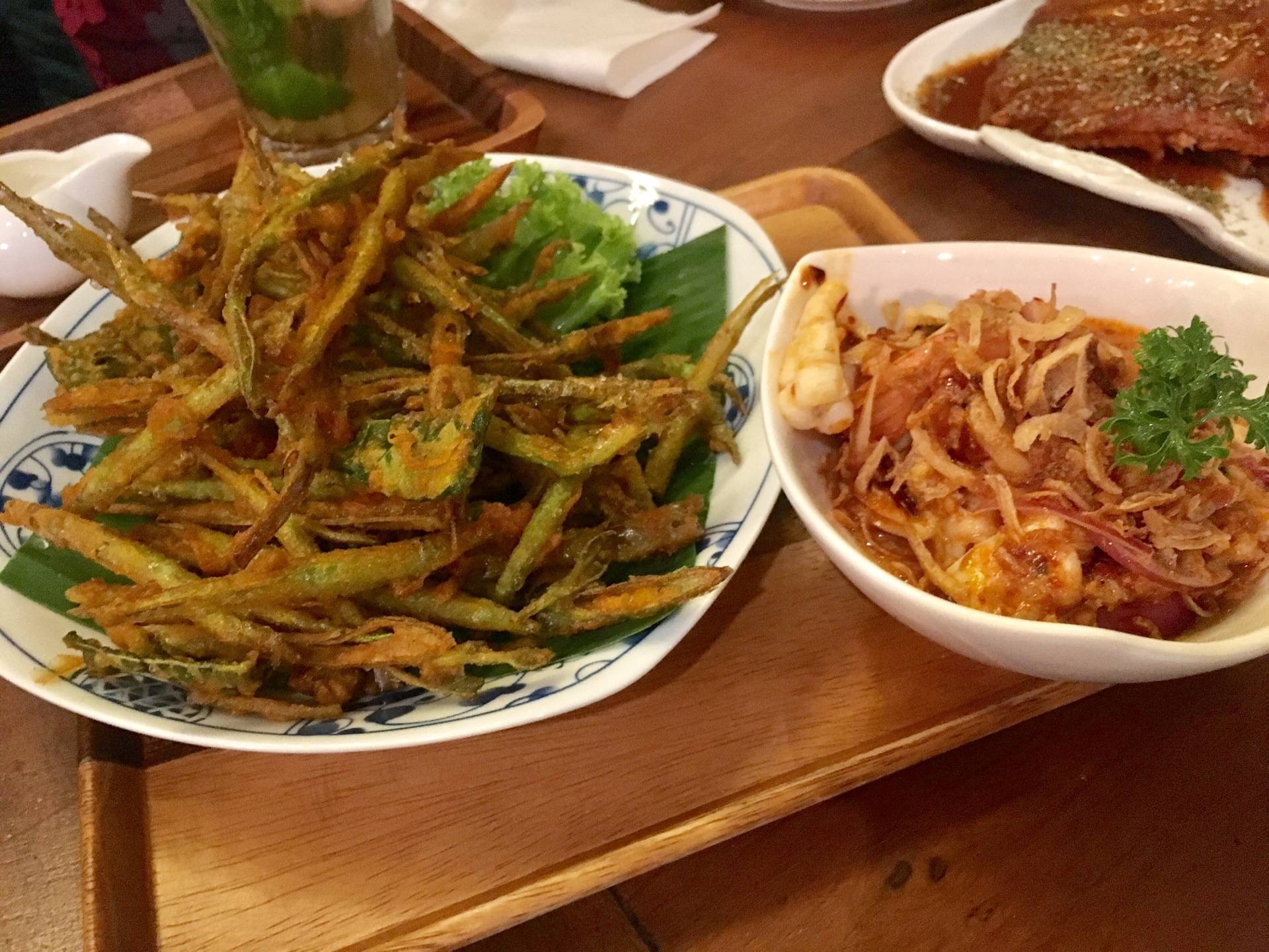 ยำผักบุ้งกรอบกุ้งสด ร้าน Small Talk Cafe & Hangout