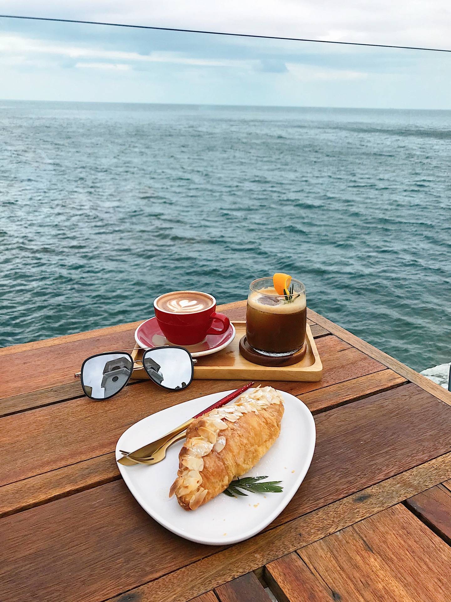 รีวิว Red Temp Coffee - คาเฟ่ประภาคาร รับลมชมวิวทะเลแบบพาโนรามา - Wongnai