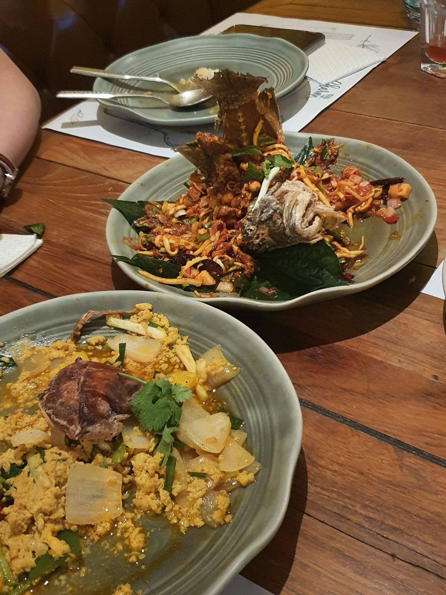รีวิว Charm Eatery and Bar สาธร - บรรยากาศดี มีดนตรีสด อาหารไทยรสจัด ...