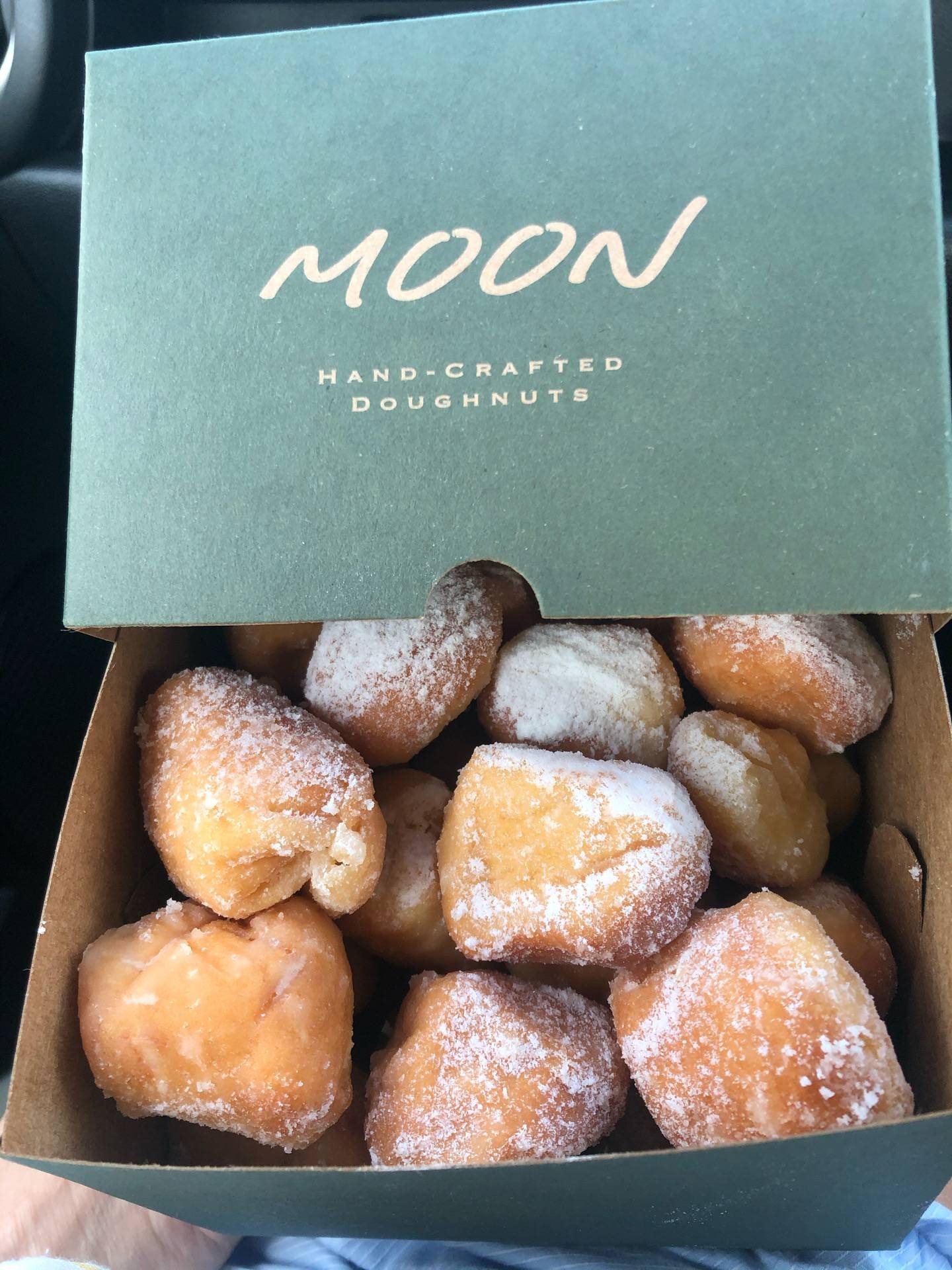 รีวิว Moon Doughnuts & Drinks - แวะหน่อย ต้องลองให้ได้ - Wongnai