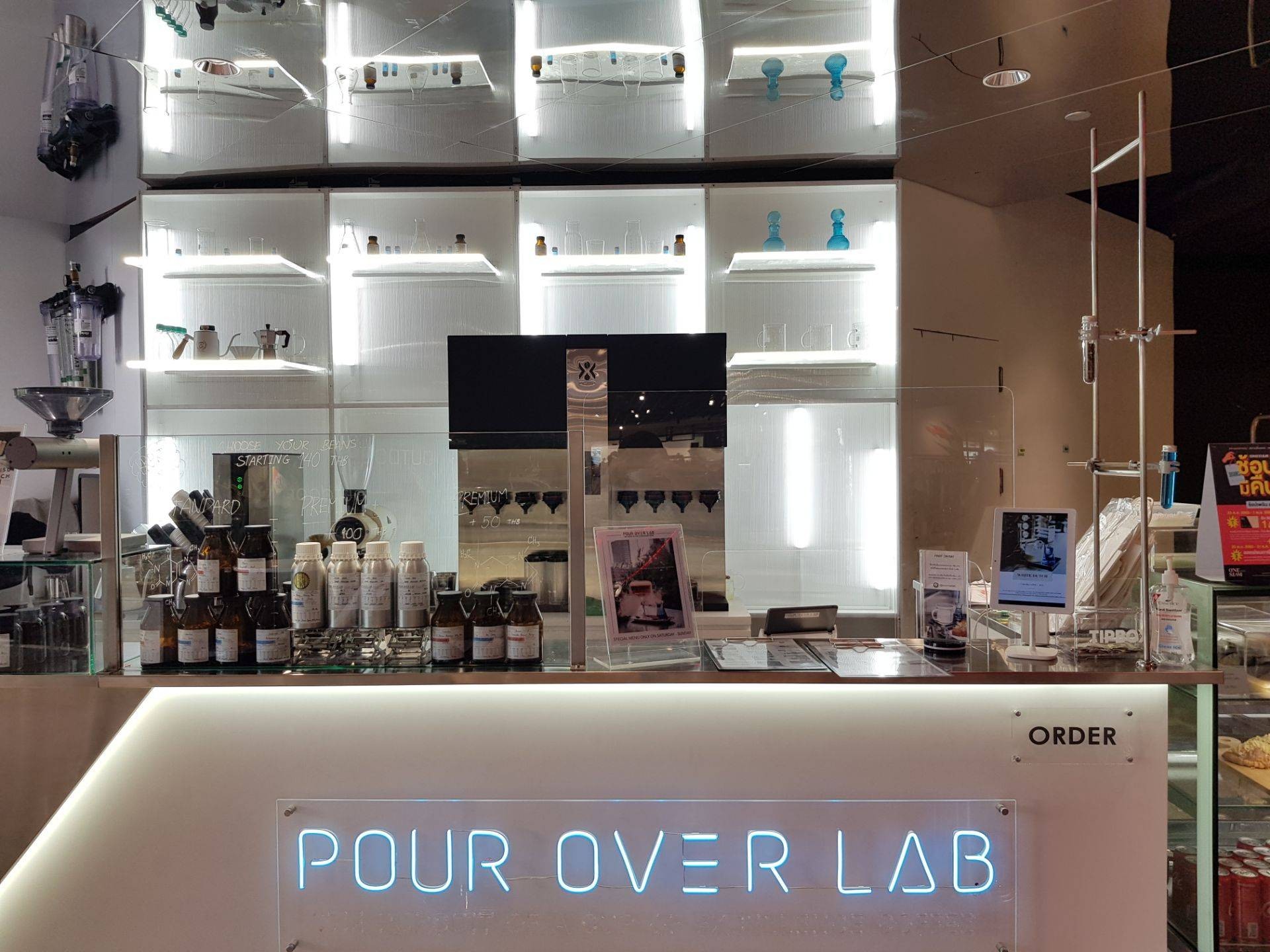 รีวิว POUR OVER LAB Siam Discovery ชั้น 1 - ร้านคาเฟ่สไตล์ Lab ทดลอง