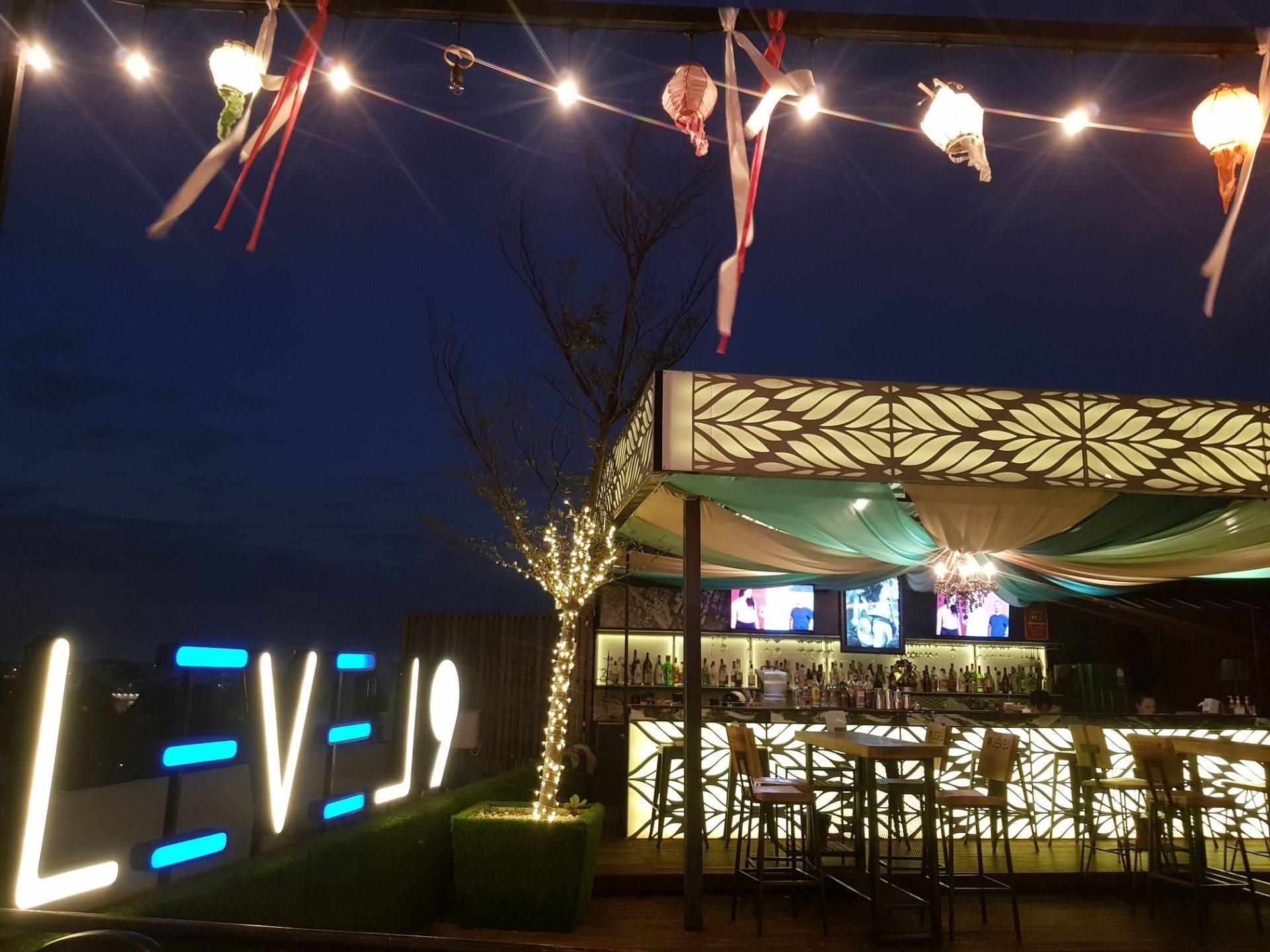 รูป Level 9 Rooftop Bar