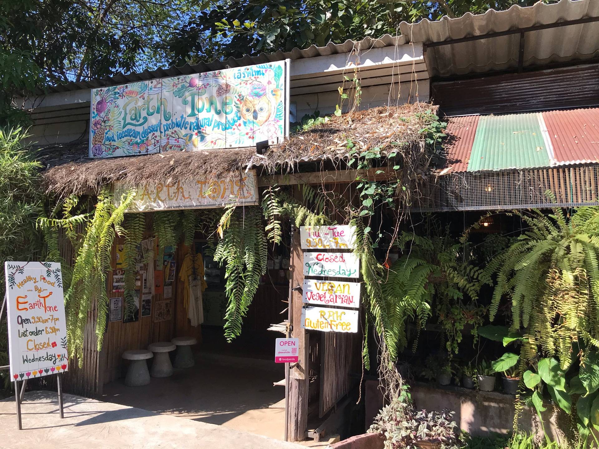 รีวิว Earth Tone - Best vegan restaurant in town. All staffs are ...