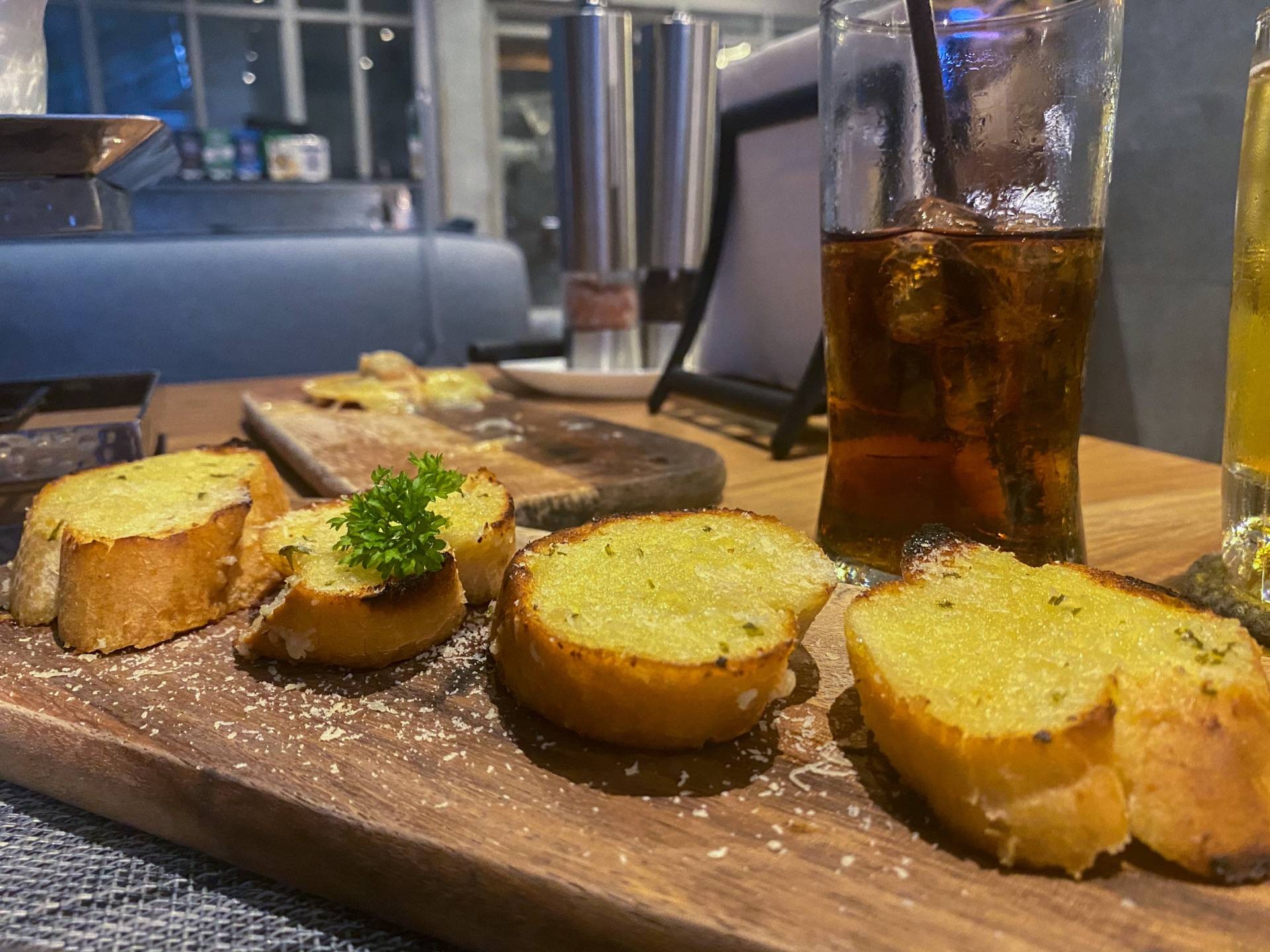 ขนมปังกระเทียม • ขนมปังกระเทียม ร้าน Ta Ra Thea & BBB F เมืองระยอง