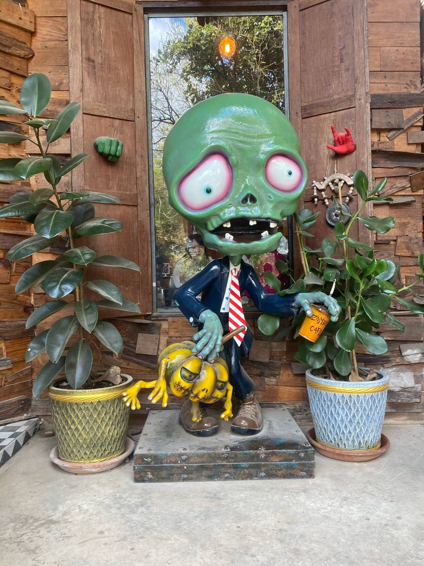 รีวิว Zombie Cafe' Maerim Chiangmai - ร้านมีหลายโซน ด้านหน้าที่มีน้ำ ดีสุด