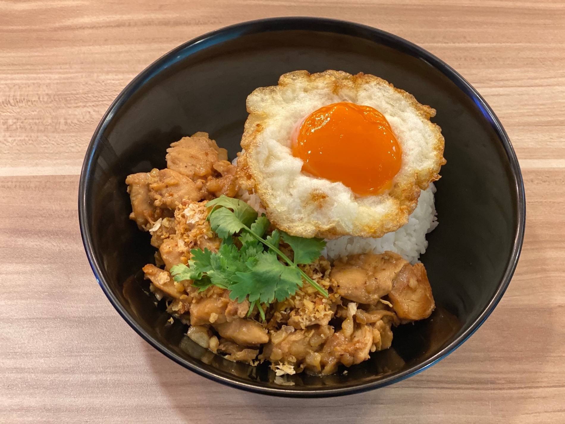 ข้าวไก่กระเทียมพริกไทย (จัมโบ้)+ไข่ดาวเป็ดลาวา • image ร้าน Moomgapao G Tower
