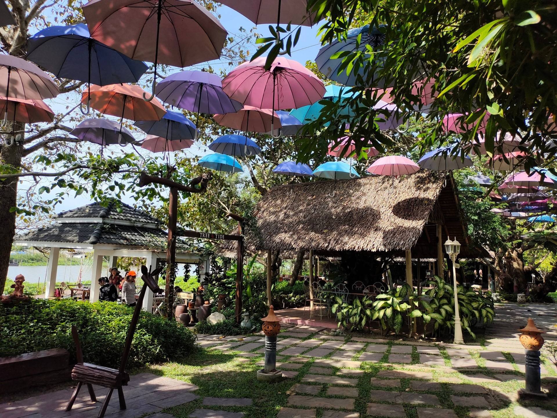 รีวิว Tree & Tide Riverside - ร้านน่าไปน่าชิว บรรยากาศดีริมแม่น้ำ มีมุมให้ถ่ายรูปพอสมควร และไม่ ...