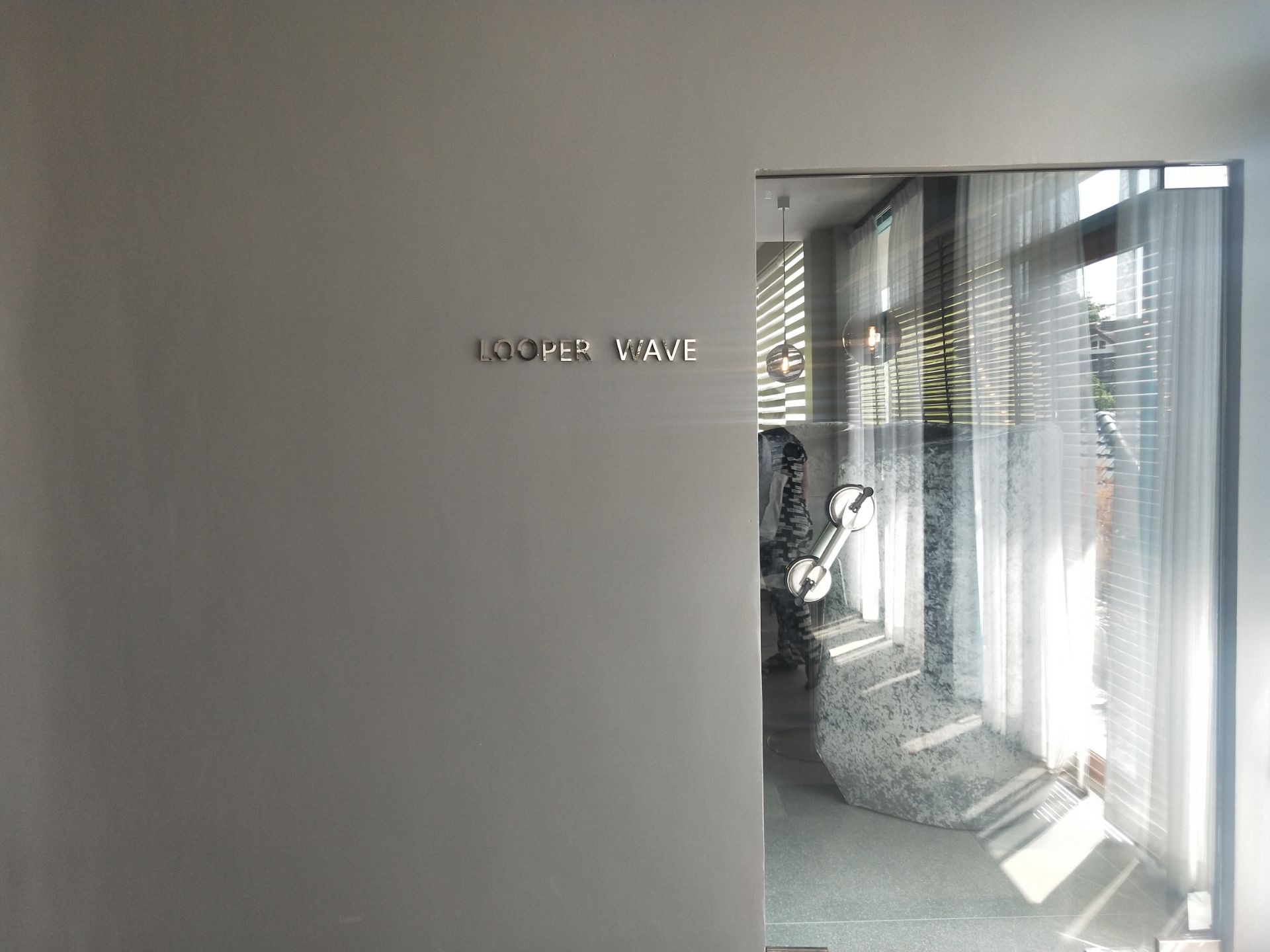 รีวิว Looper Wave Looper swimming pool - บรรยากาศดี มีDJ. มาดปิดแผ่นให้ ...