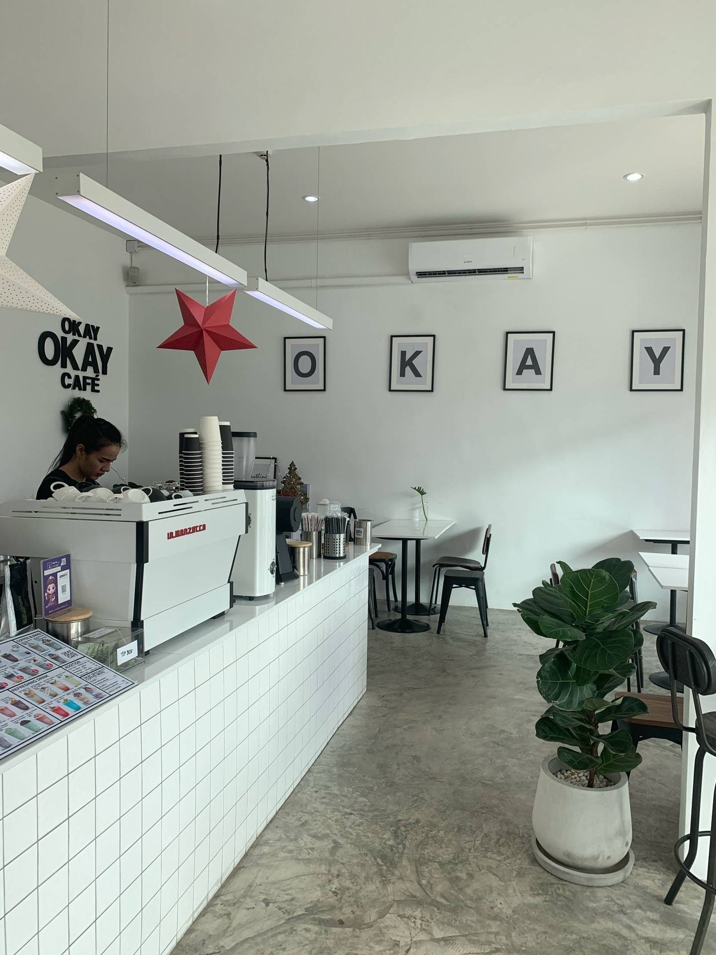 รีวิว OKAY OKAY CAFE - - ร้านกาแฟราคาไม่แพง จอดรถสะดวก