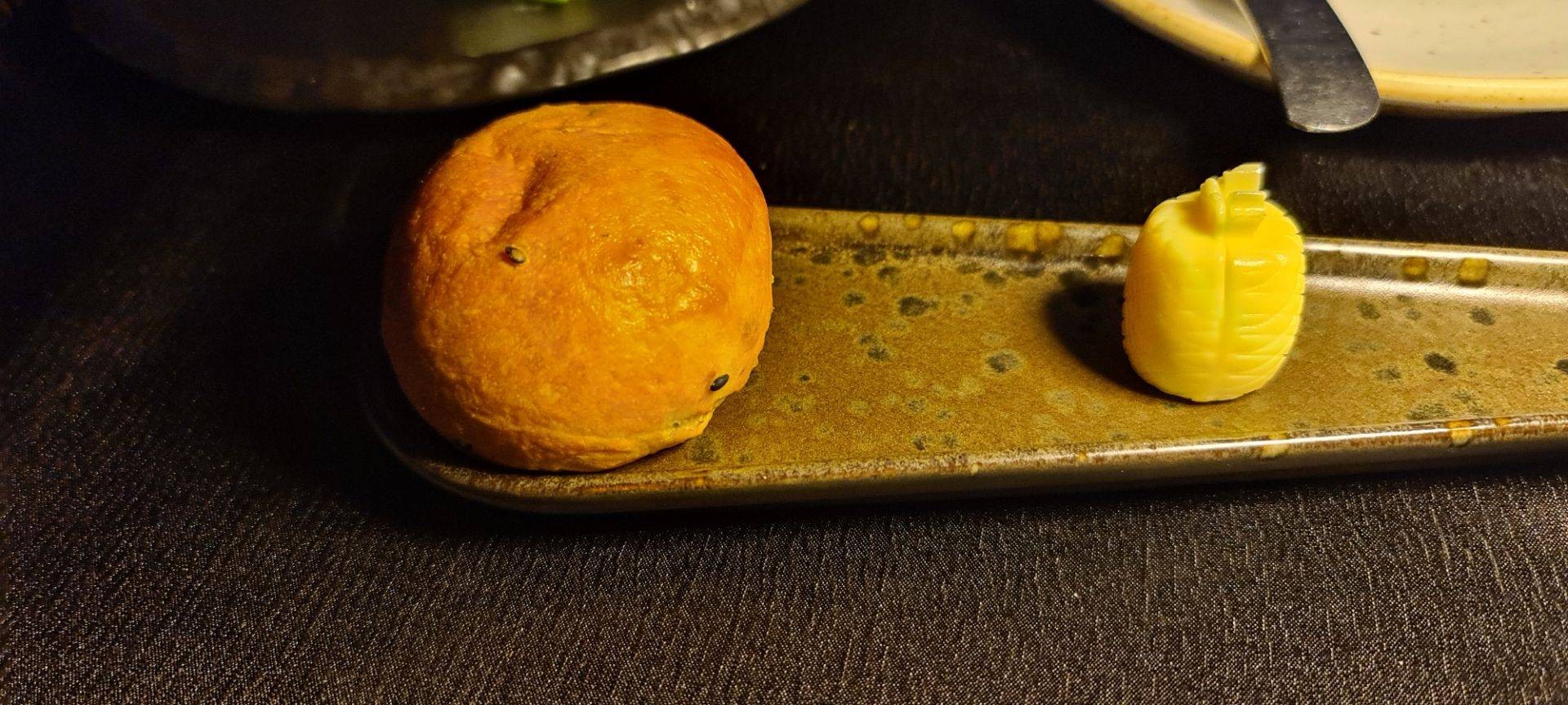 ขนมปังเสิร์ฟพร้อมเนยรูปสับปะรด ร้าน Pineapple Cafe and Grill Pattaya