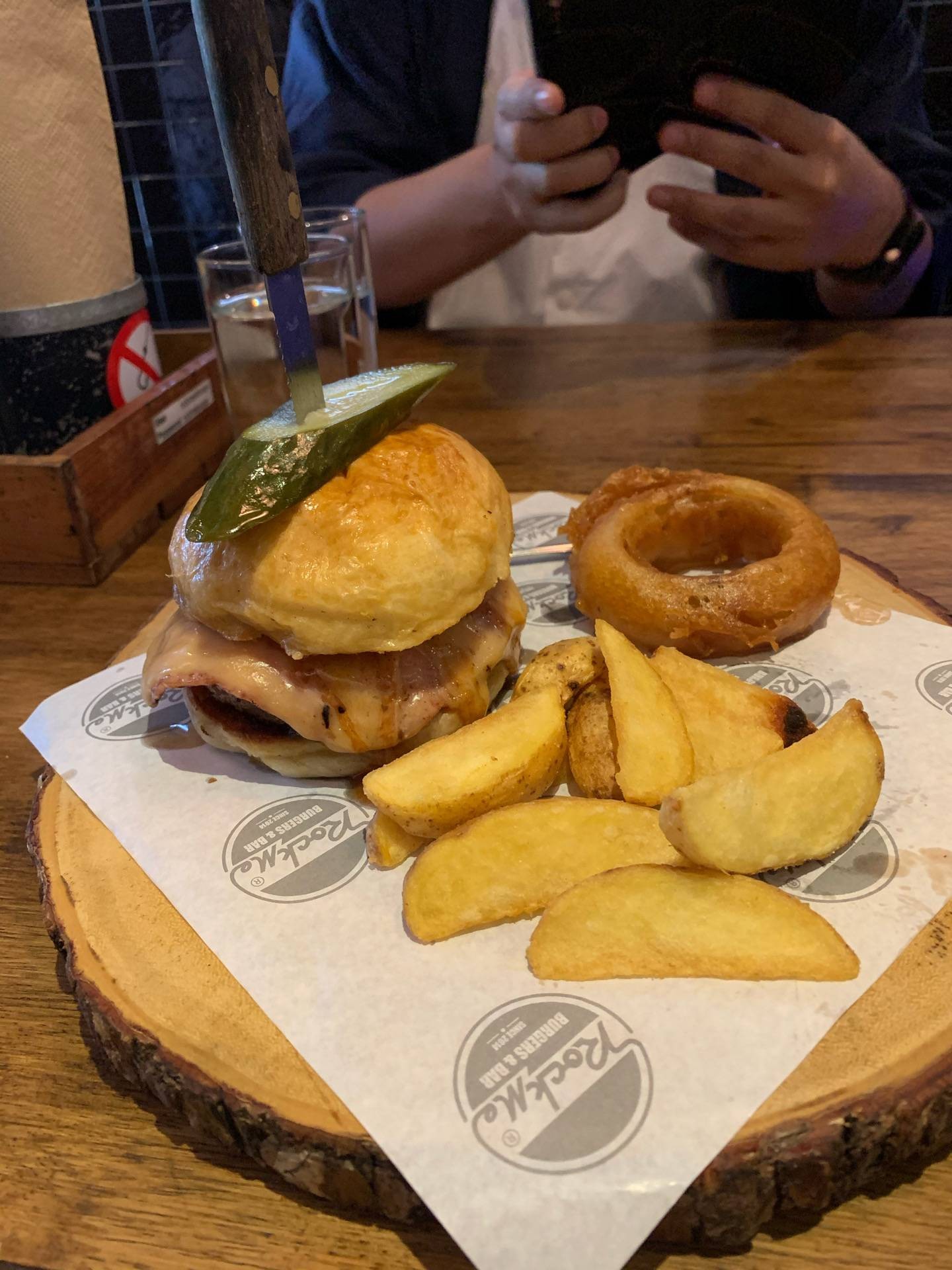 รีวิว Rock Me Burger & Bar นิมมานเหมินท์ - เบอร์เกอร์แสนอร่อย เปิดเพลง ...