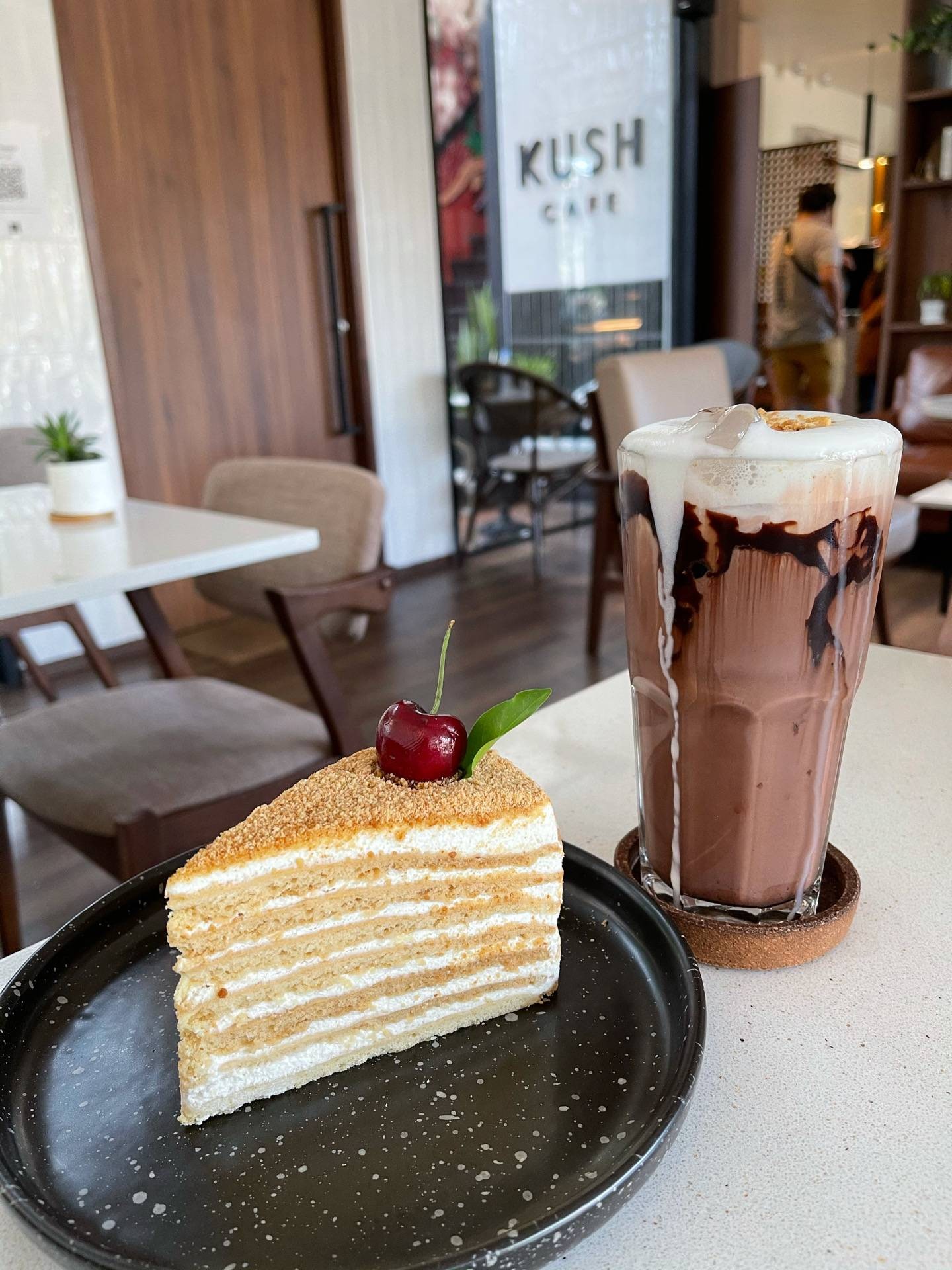 รีวิว Kush Cafe & Bacaro นางลิ้นจี่ - ร้านอบอุ่น เครื่องดื่ม เค้กหลากหลาย