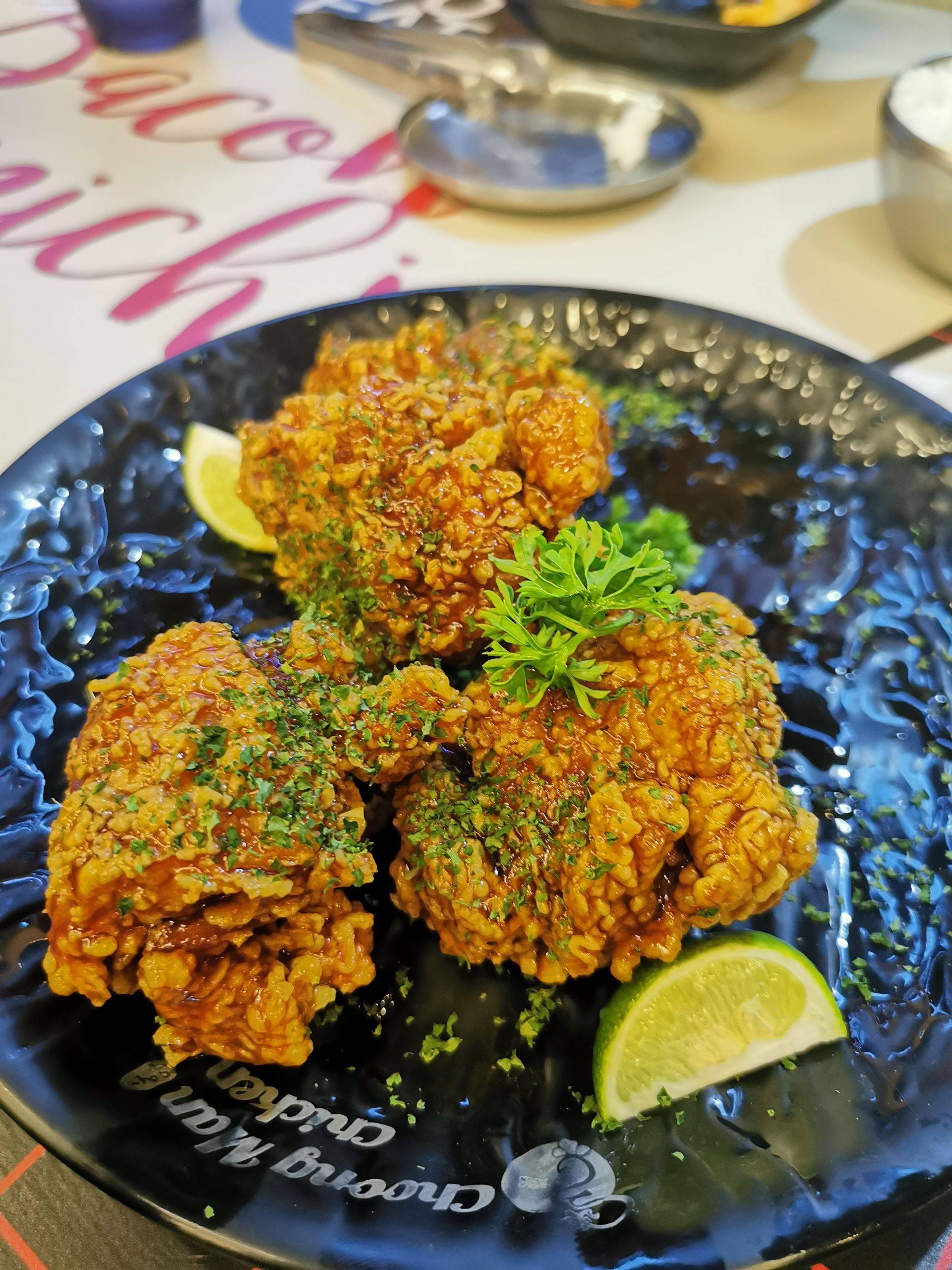 ไก่ทอดการ์ลิคซอยซอส • ถ่ายไม่ทัน จิ้มเข้าปากไปแล้ว ร้าน Chibing ...