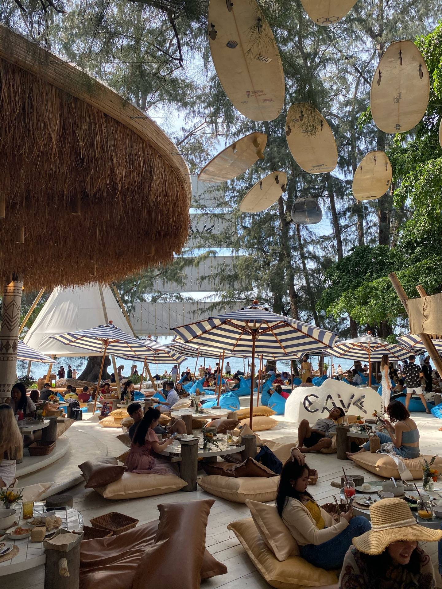รีวิว Cave Beach Club - คนเยอะไปไหน วุ่นวายมาก - Wongnai