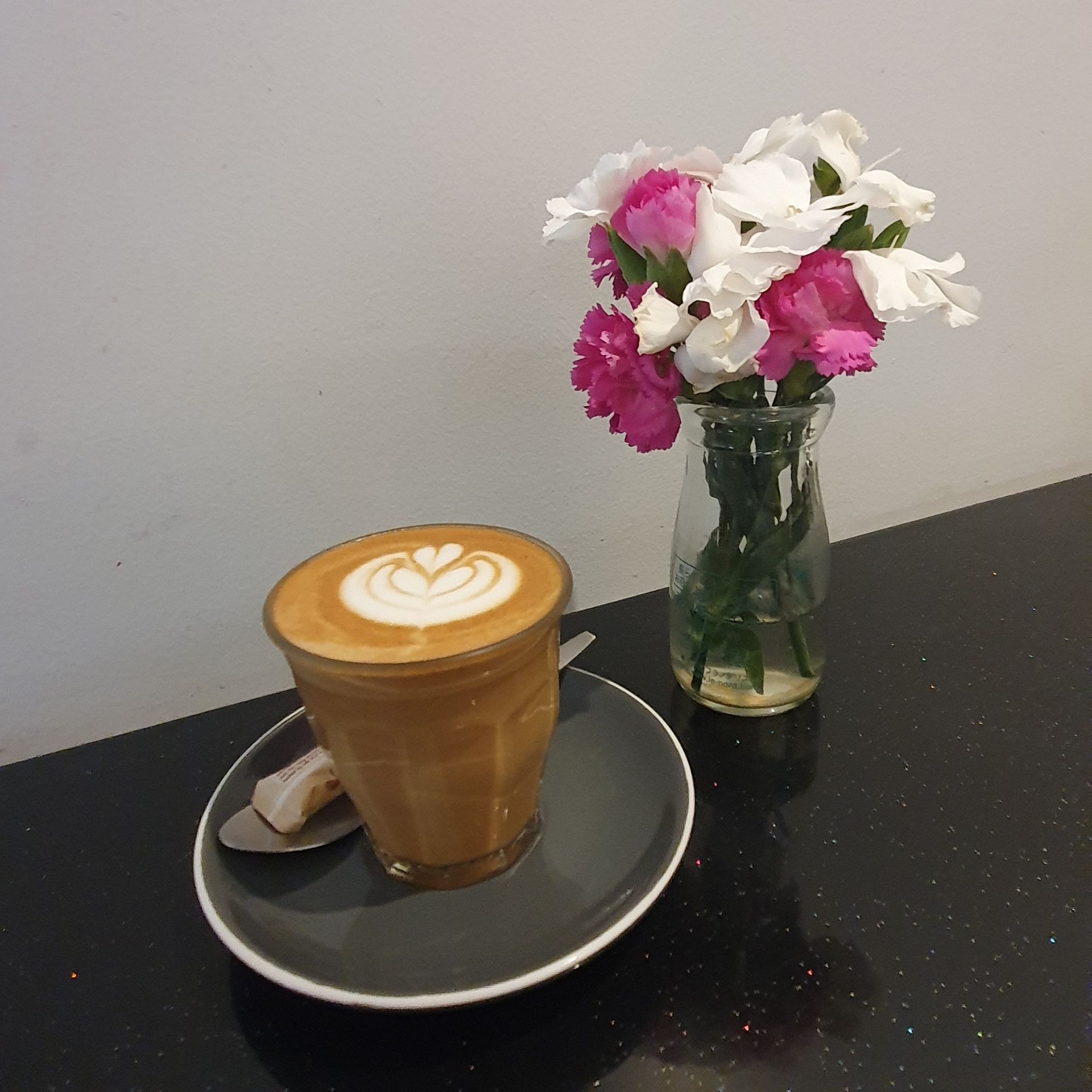 รีวิว Invisible coffee room - ร้านคาเฟ่มินิมอลที่เกือบหาไม่เจอในซอย ...