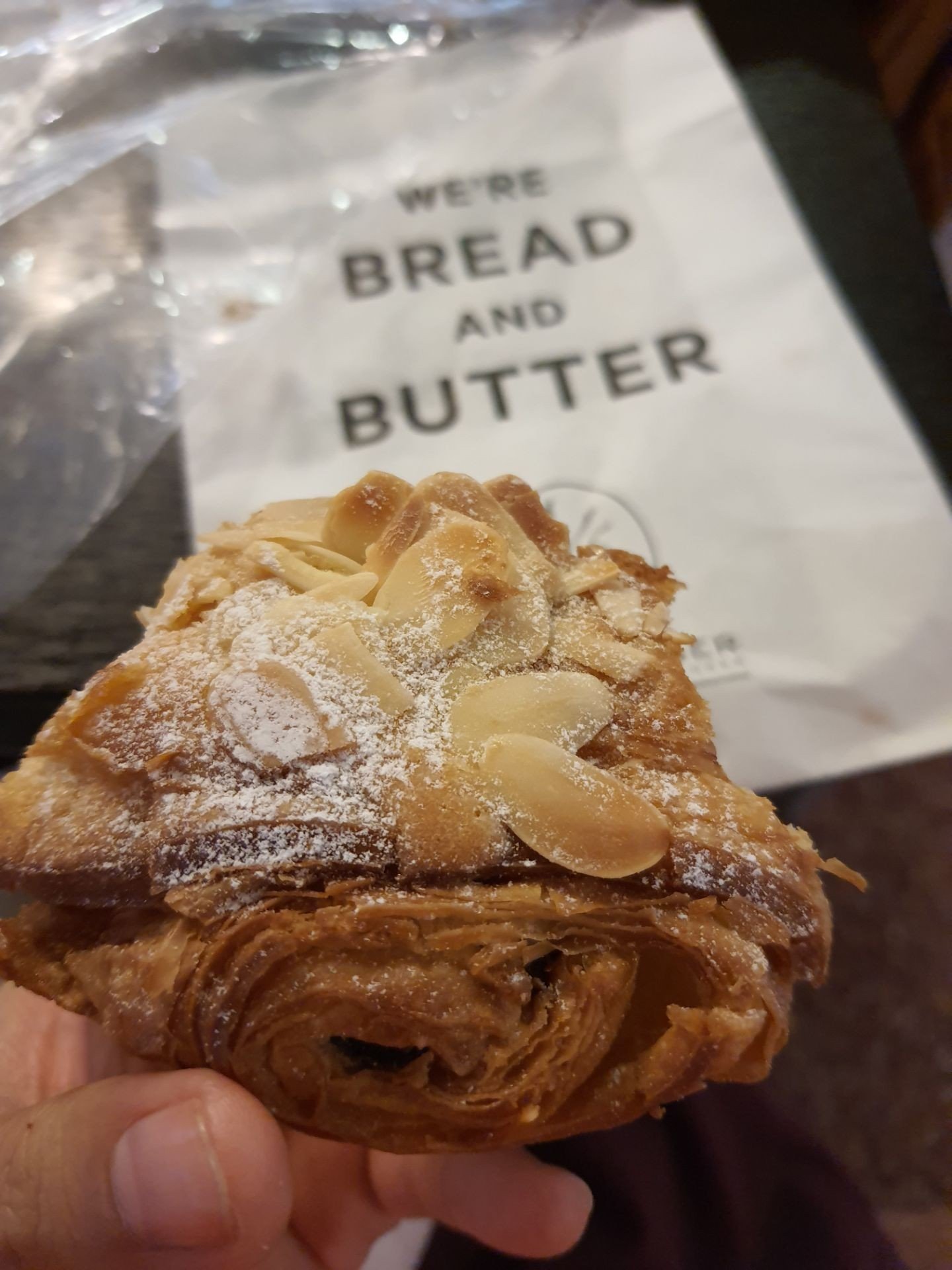 รีวิว Eric Kayser Emquartier - ครัวซองอัลมอนต์ชอค หอม นุ่ม - Wongnai