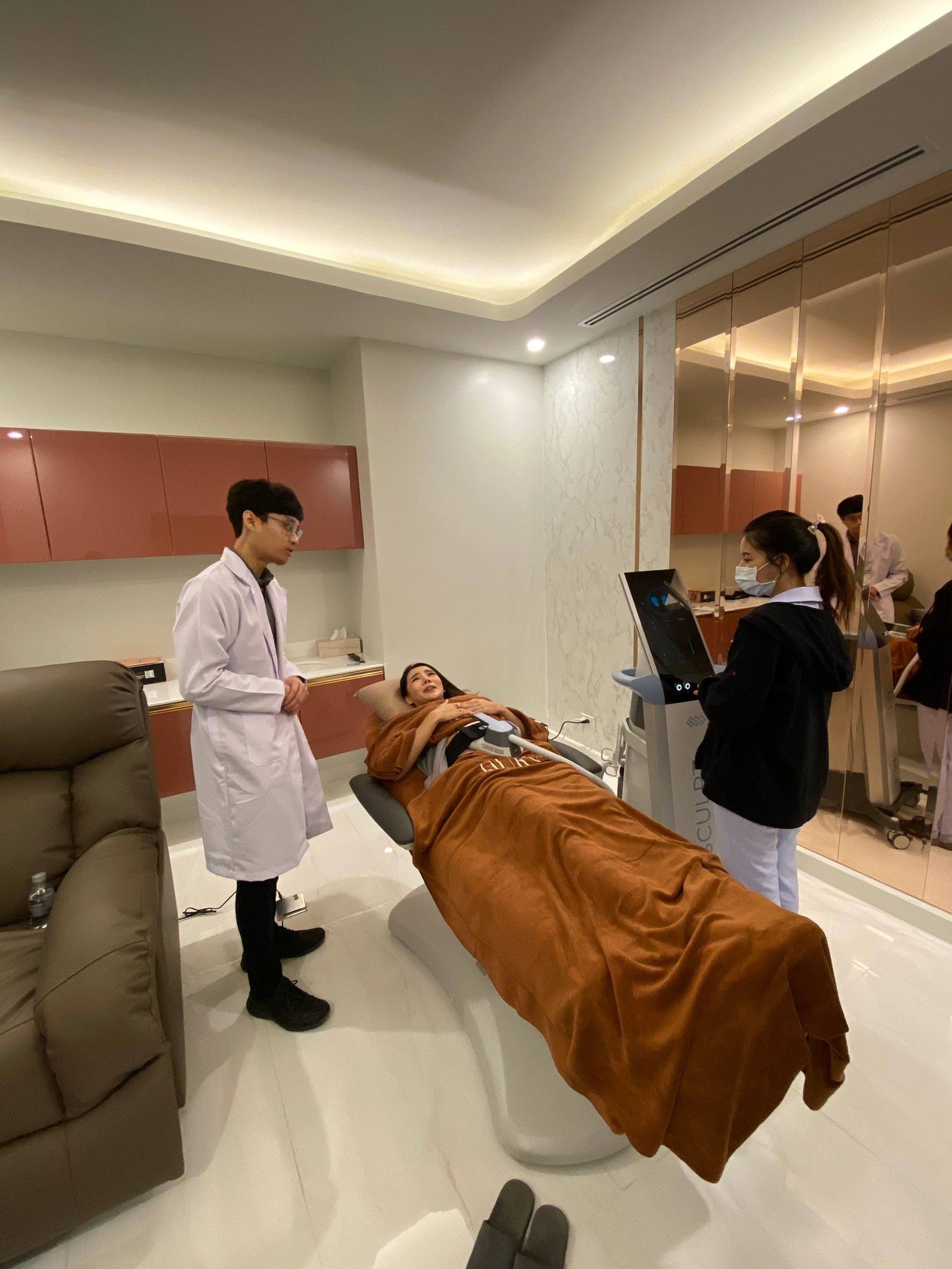 รีวิว Qurve Clinic BTS เอกมัย - ร้าน ปรับรูปร่าง นวัตกรรมระดับโลก