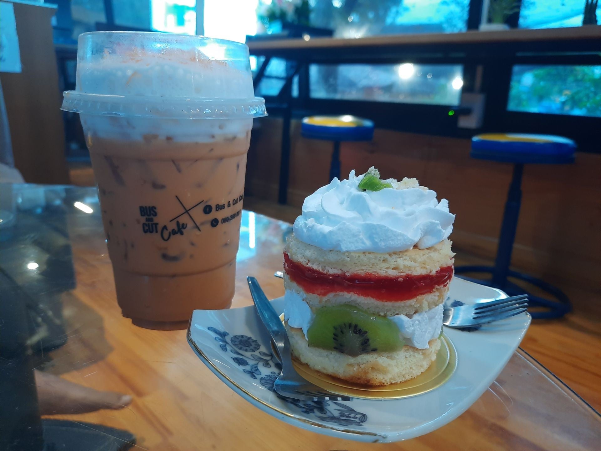 รีวิว Bus and Cut Cafe - ร้านเล็กๆตกแต่งแนวเก๋ไก๋บนรสบัสสุดคลาสิค ได้ ...