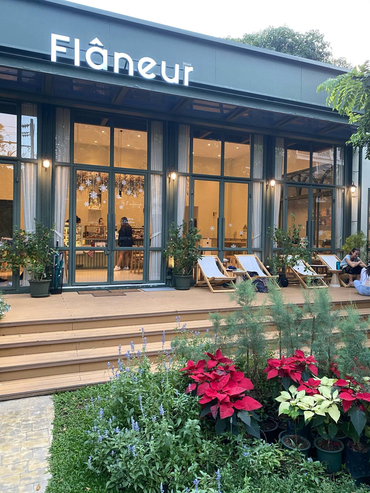 รีวิว Flâneur Tea Kiosk - วันนี้ได้มาทานเค๊กกับครอบครัว เค๊กอร่อย บรรยากาศดีมาก