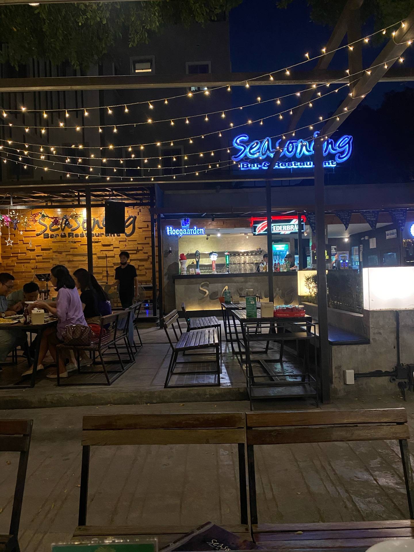 รีวิว Seasoning Bar & Restaurant - อาหารดีกว่าที่คิด