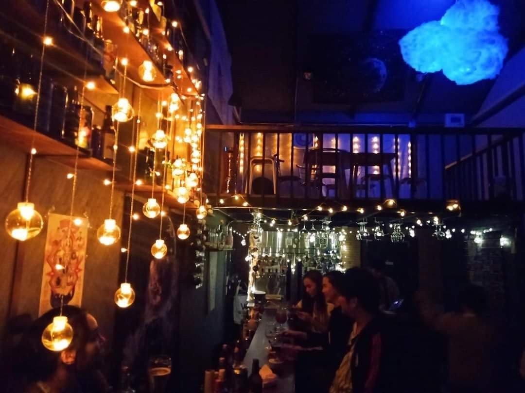 รีวิว Bacon Bar - บรรยากาศดีมาก ไฟสวย - Wongnai