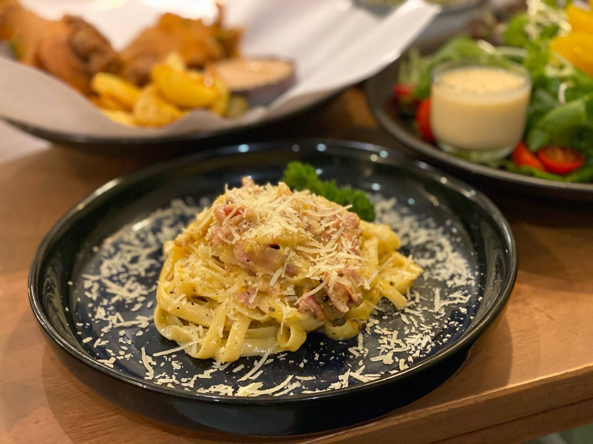 รูป Henryfry : fried chicken & housemade food. เจริญกรุง