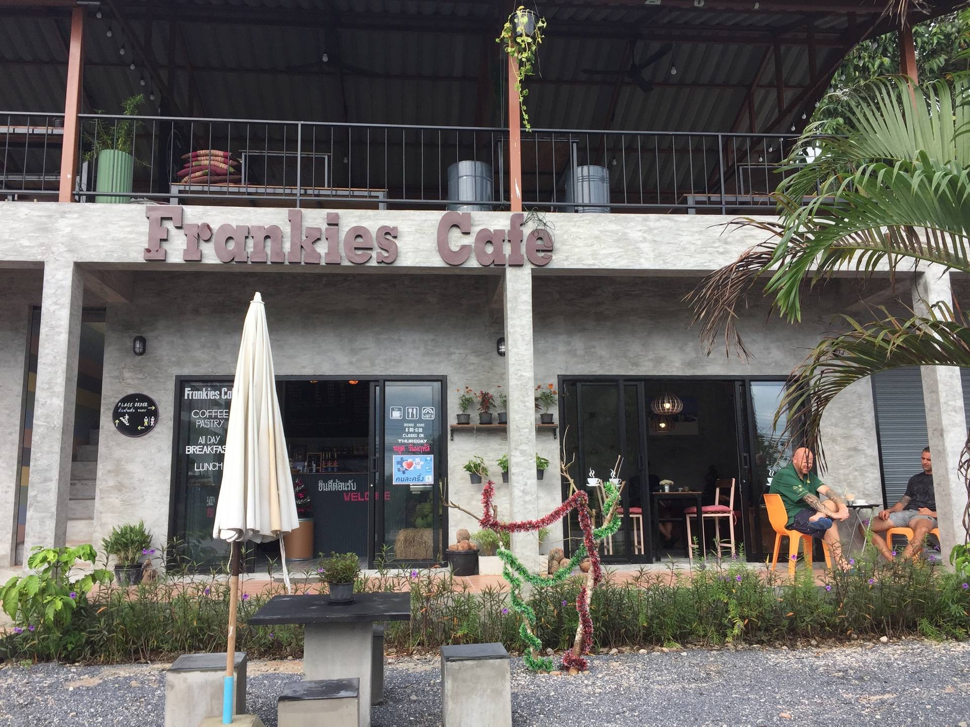 รีวิว Frankies cafe แฟรงกีส์คาเฟ่ ขนอม