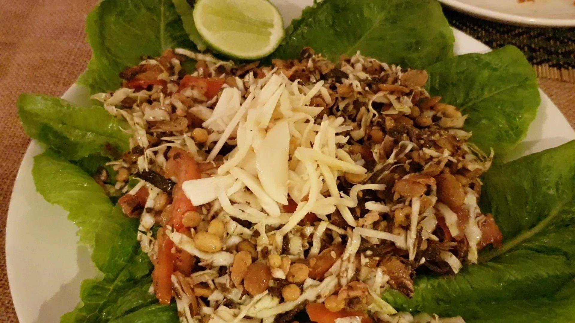 ยำใบชา Tea leaf salad ร้าน Rad Rabbit Vegan Pizza